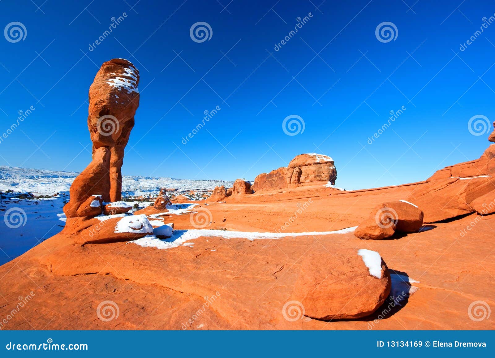 Delicate arch in winter stock image. Image of mountain - 13134169