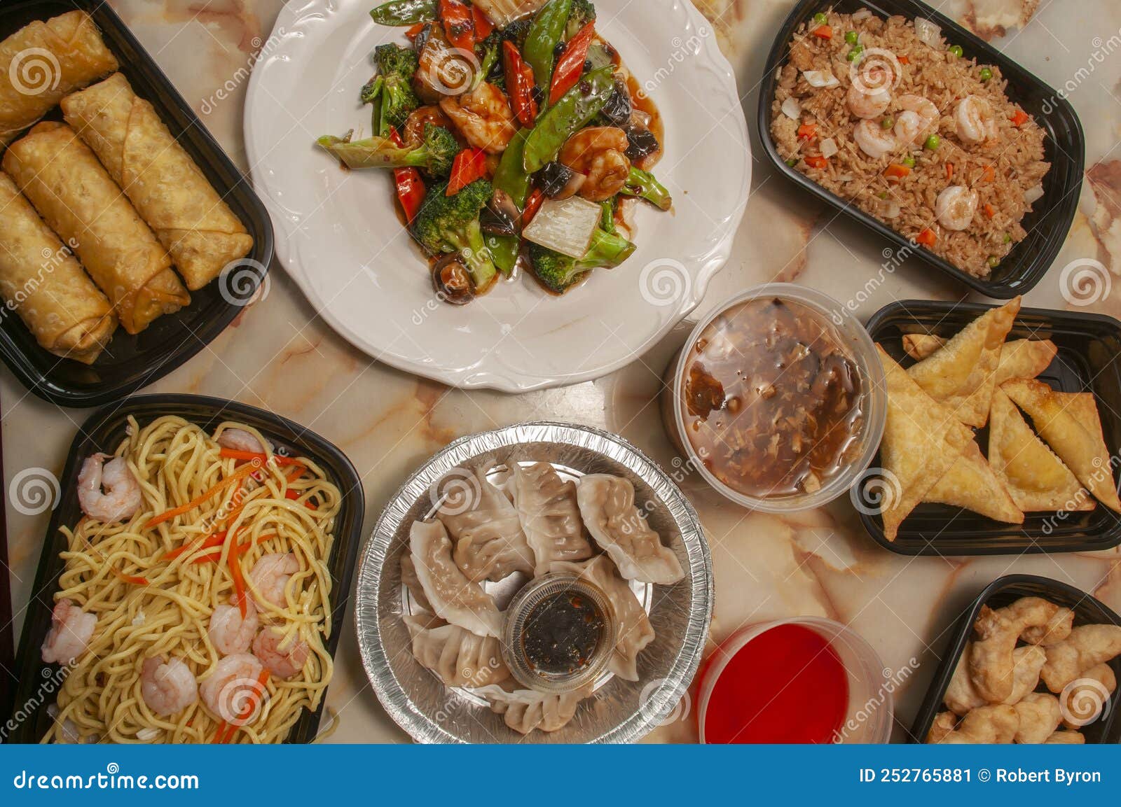 Deliciosa comida china imagen de archivo. Imagen de cocina - 252765881