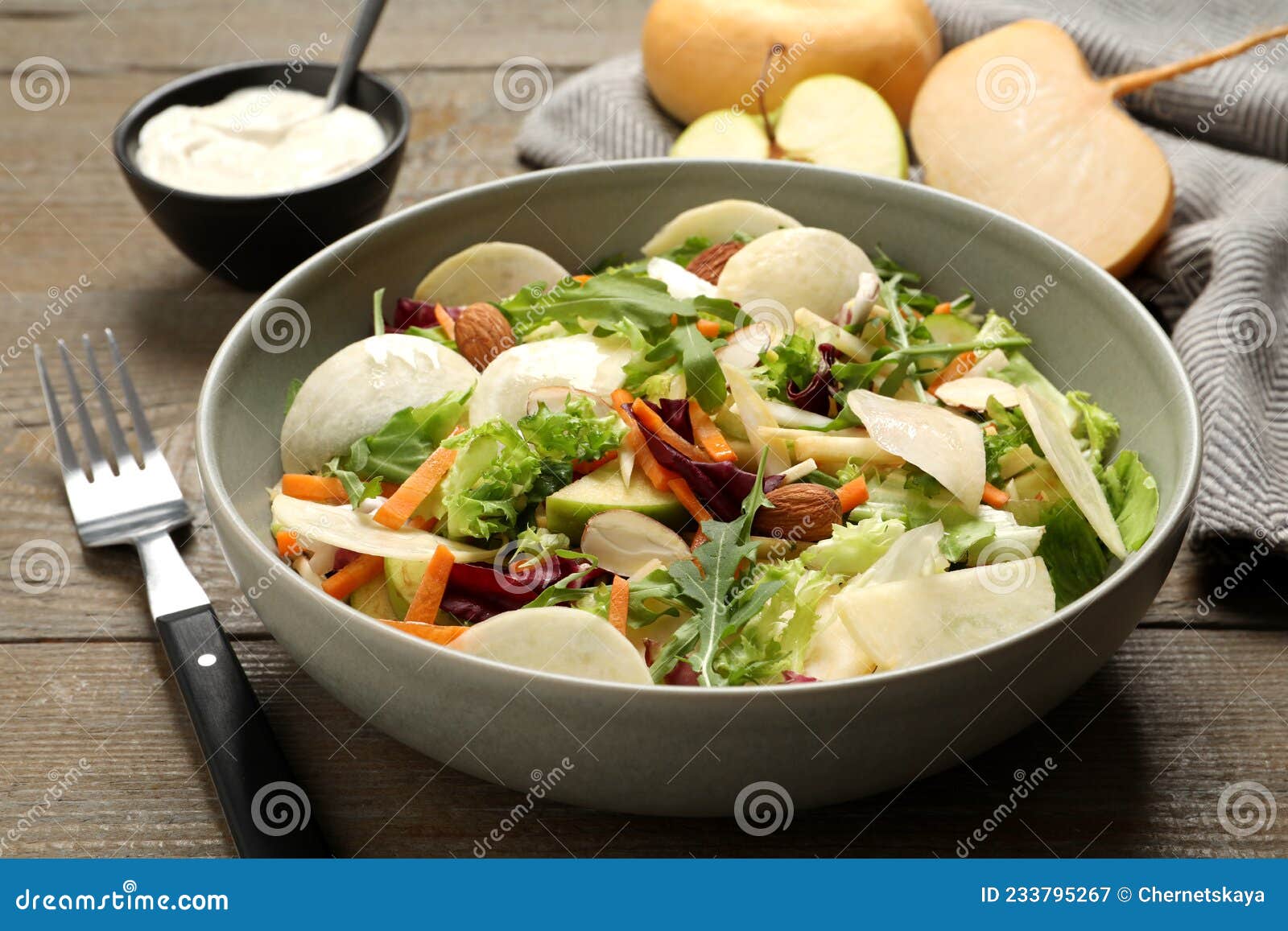 Deliciosa Ensalada De Nabo Servida En Mesa De Madera Imagen de archivo ...