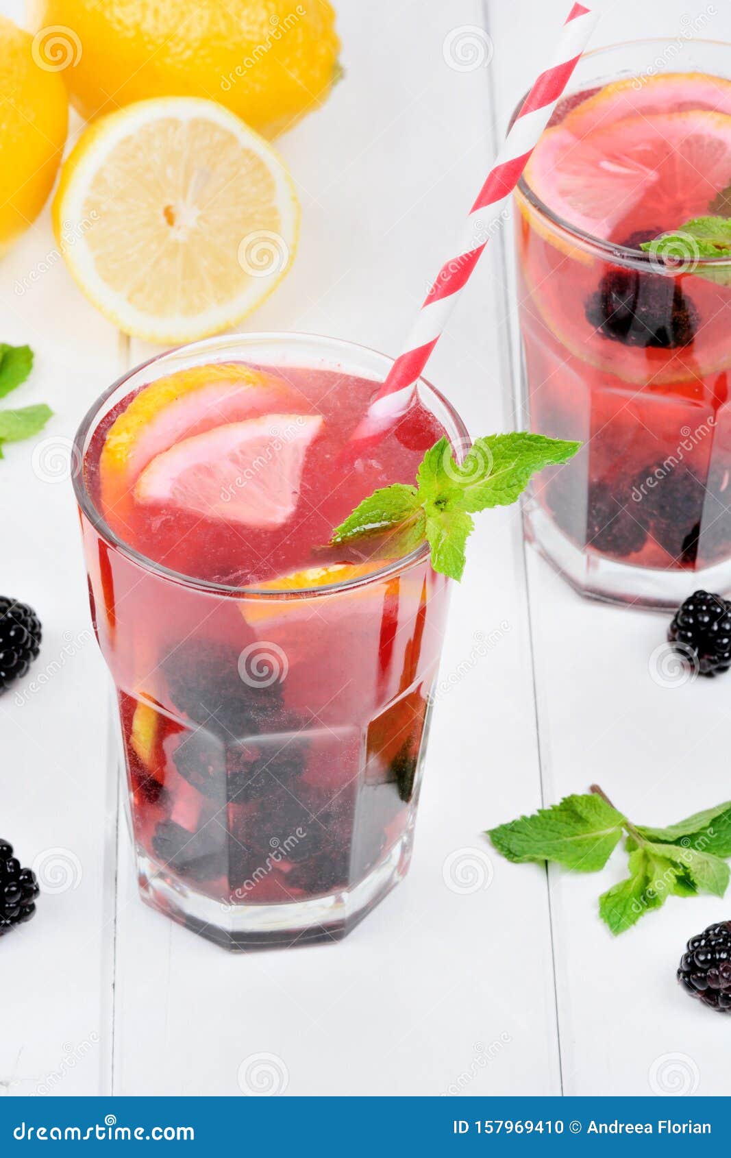 Deliciosa Limonada De Moras En Un Vaso Foto de archivo - Imagen de agua ...