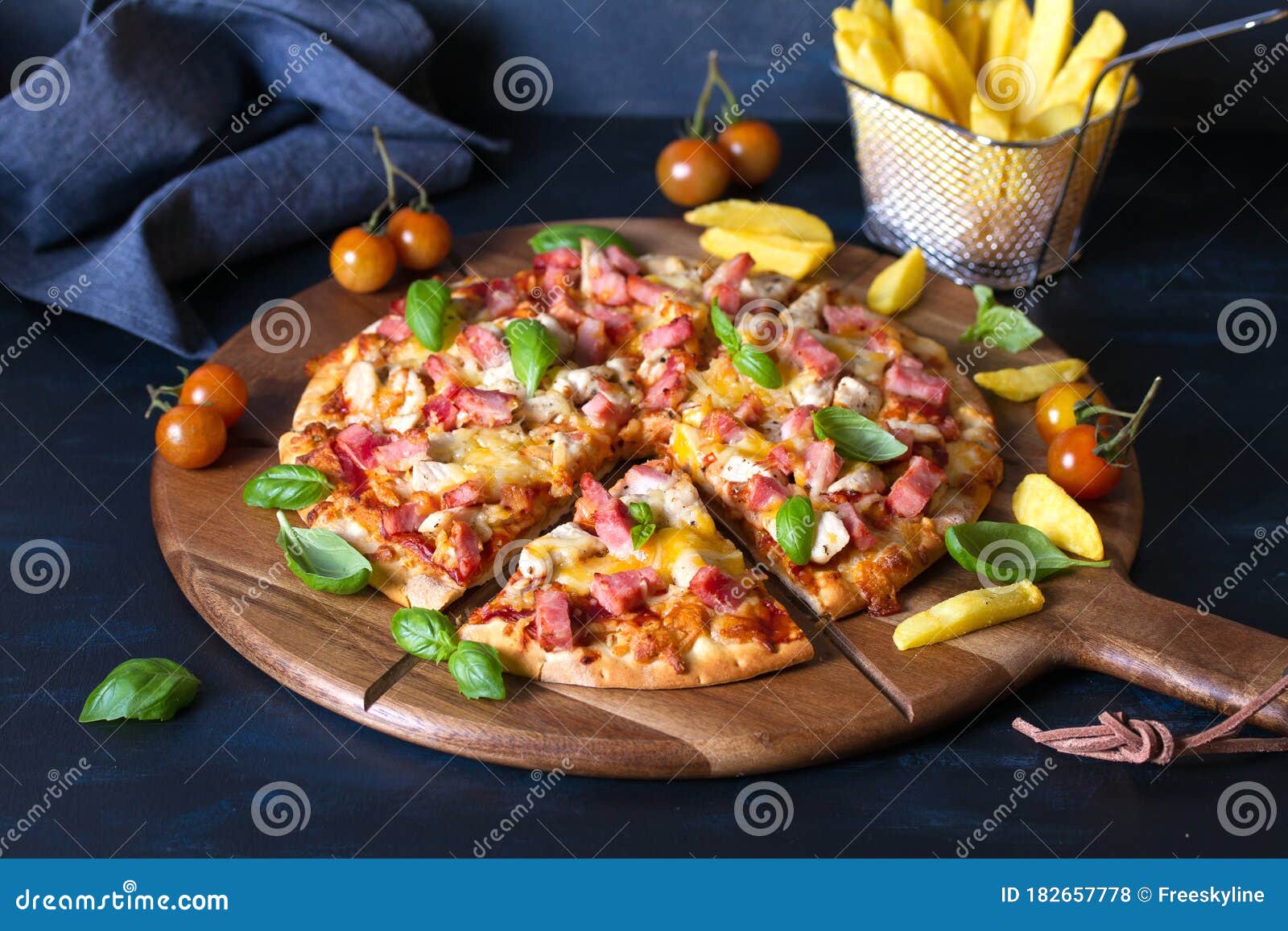 Deliciosa Pizza Y Papas Fritas Foto de archivo - Imagen de mozarela ...