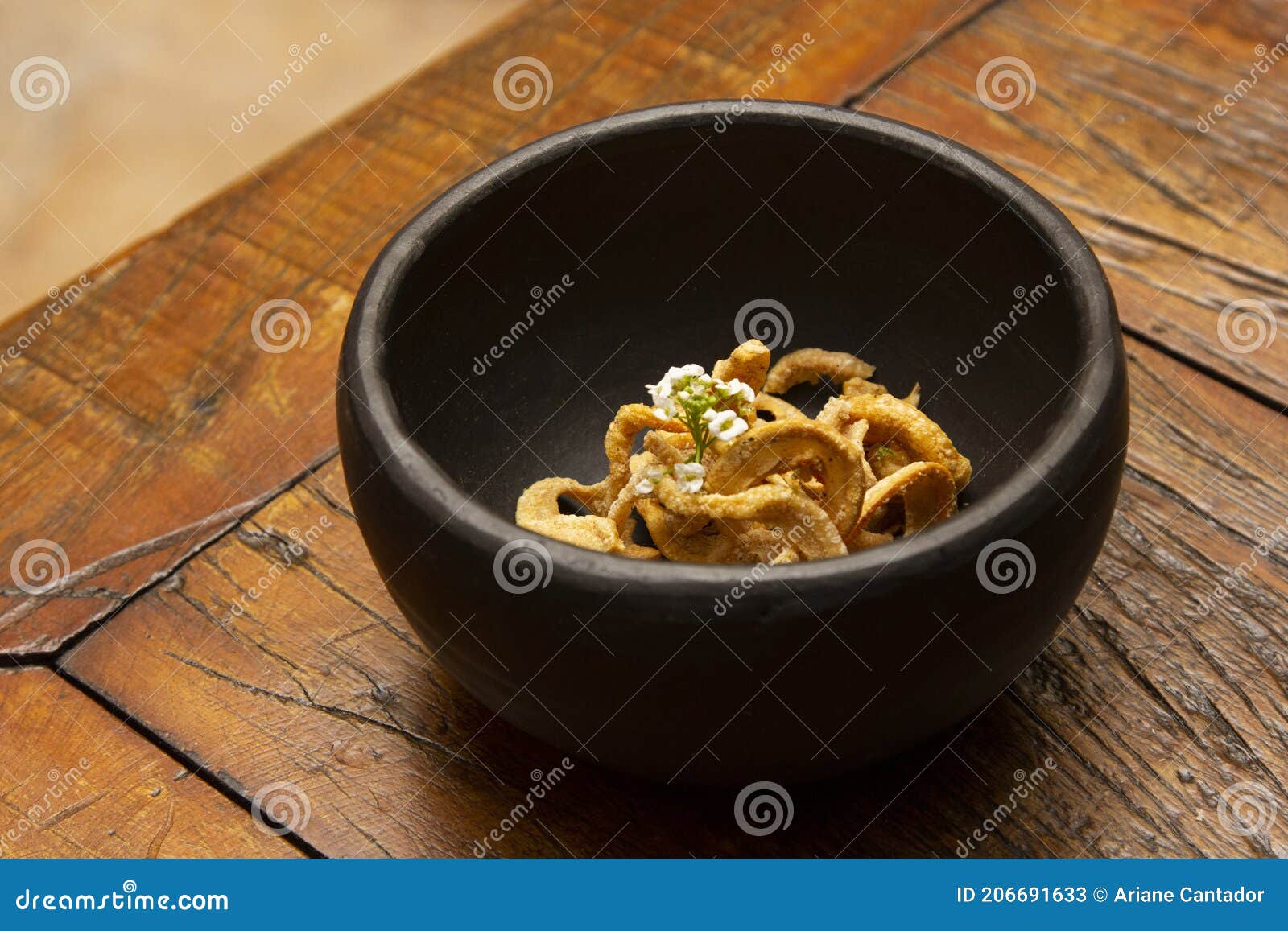 Delicioso Aperitivo De Chicharrones De Cerdo Frito Imagen de archivo ...