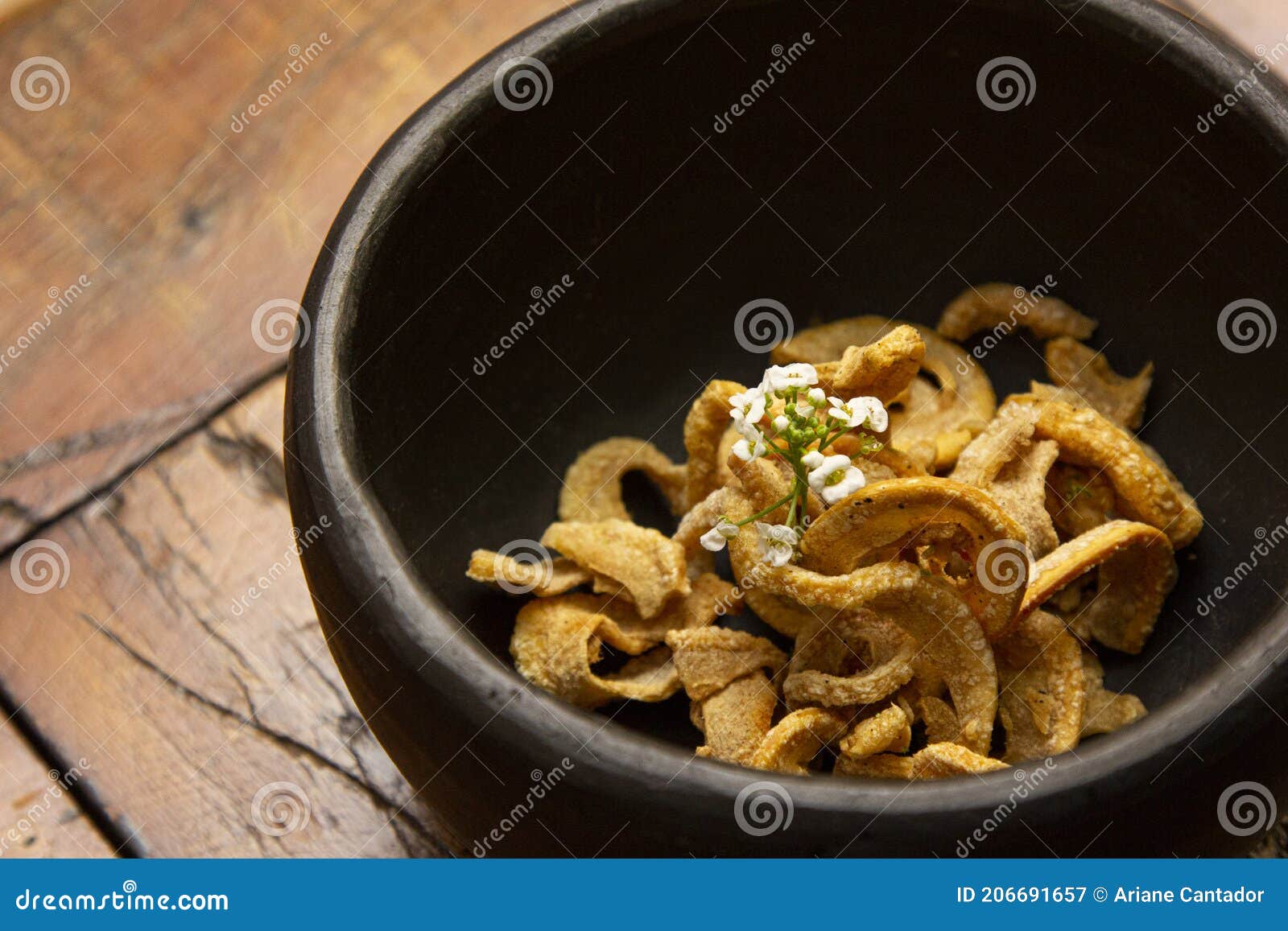 Delicioso Aperitivo De Chicharrones De Cerdo Frito Imagen de archivo ...