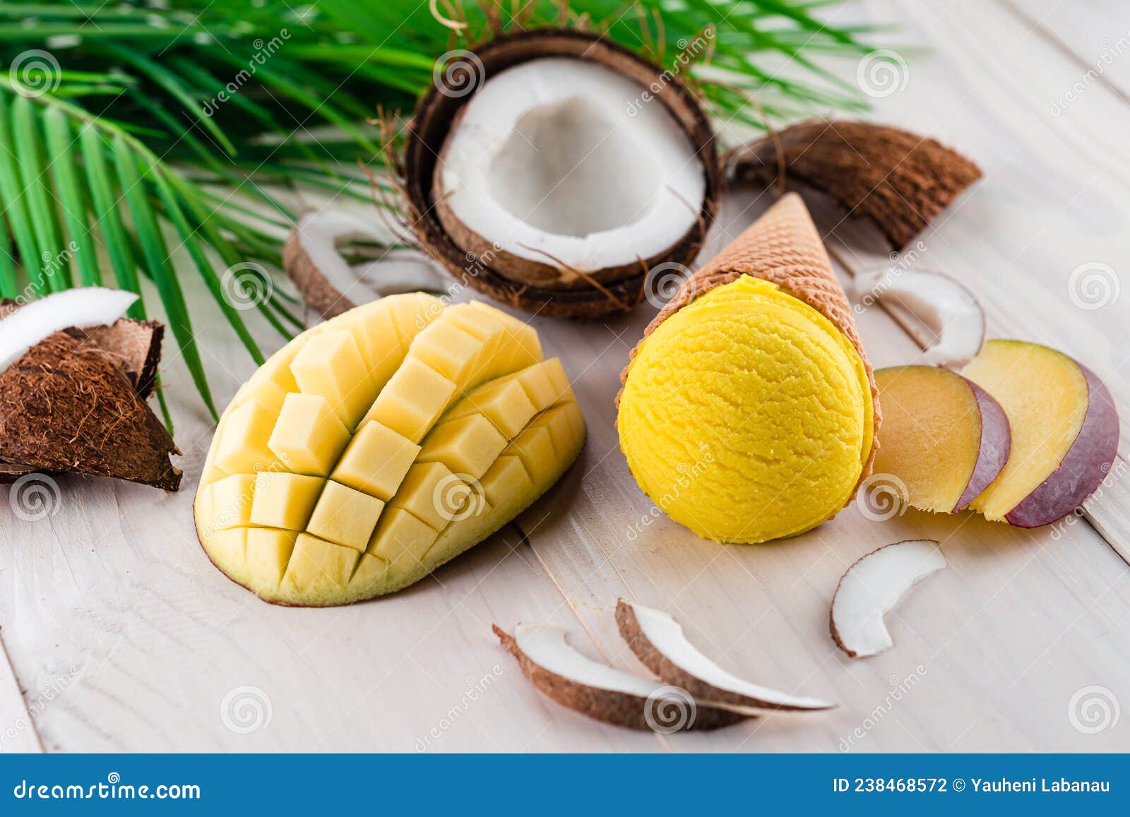 Delicioso Helado Amarillo En Helado De Concha De Coco Mango Foto de ...