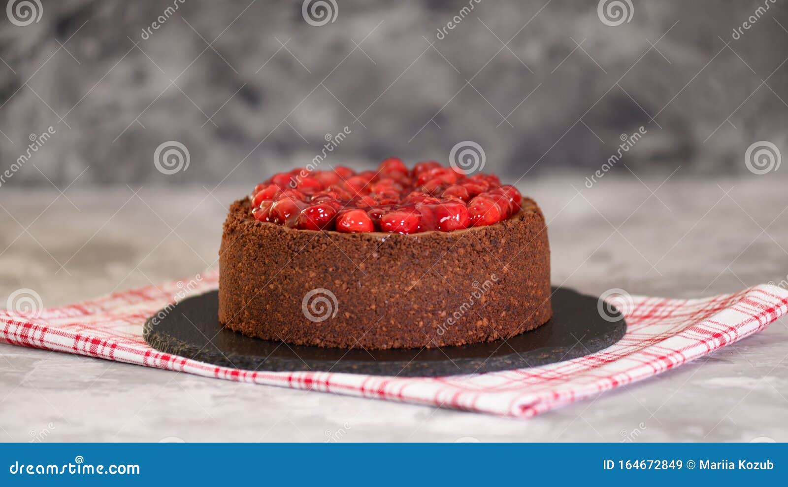Delicioso Pastel De Chocolate Casero Decorado Con Salsa De Cerezo