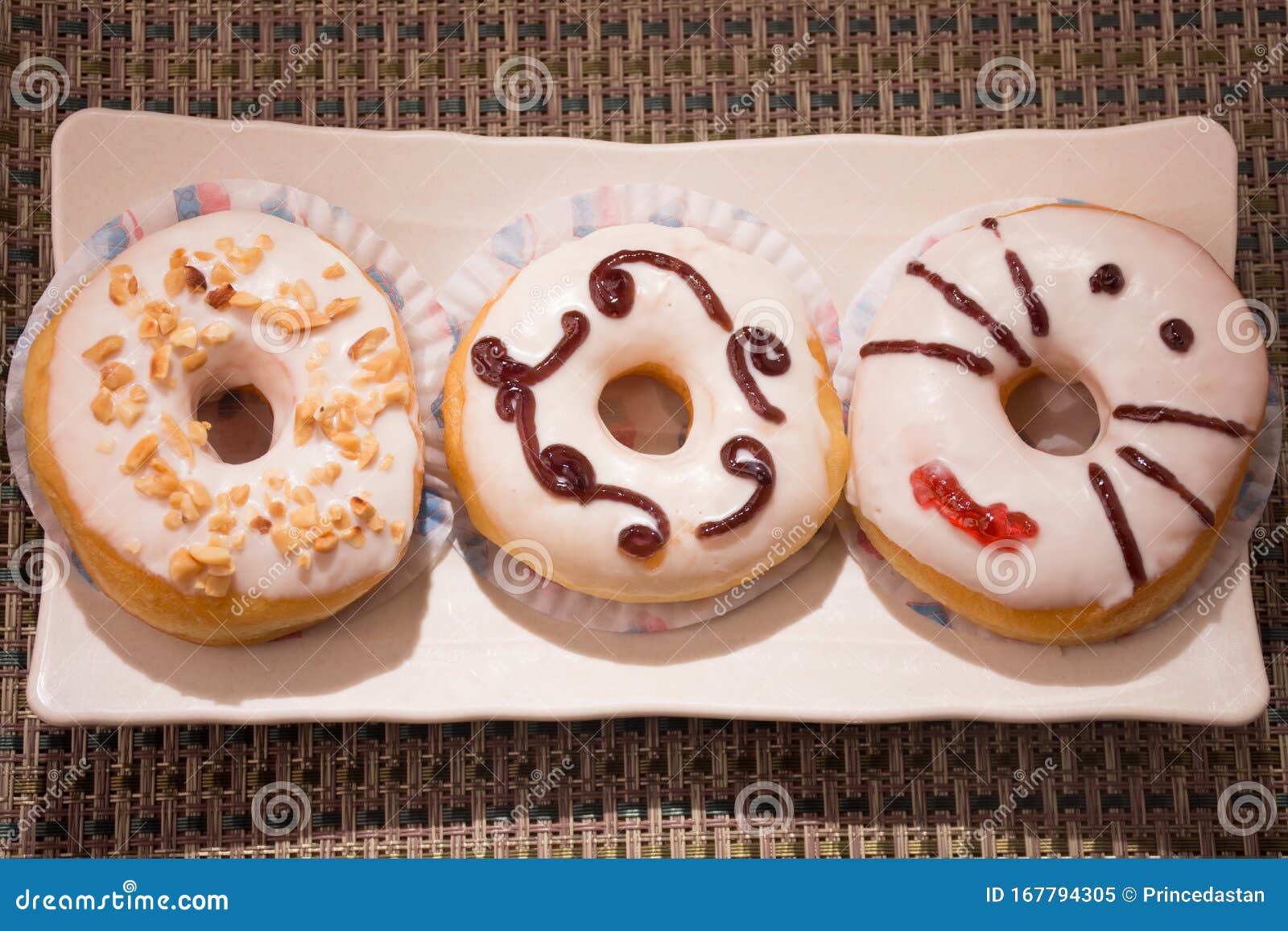 Deliciosos Donuts Blancos Sobre Las Mesas Imagen de archivo - Imagen de ...