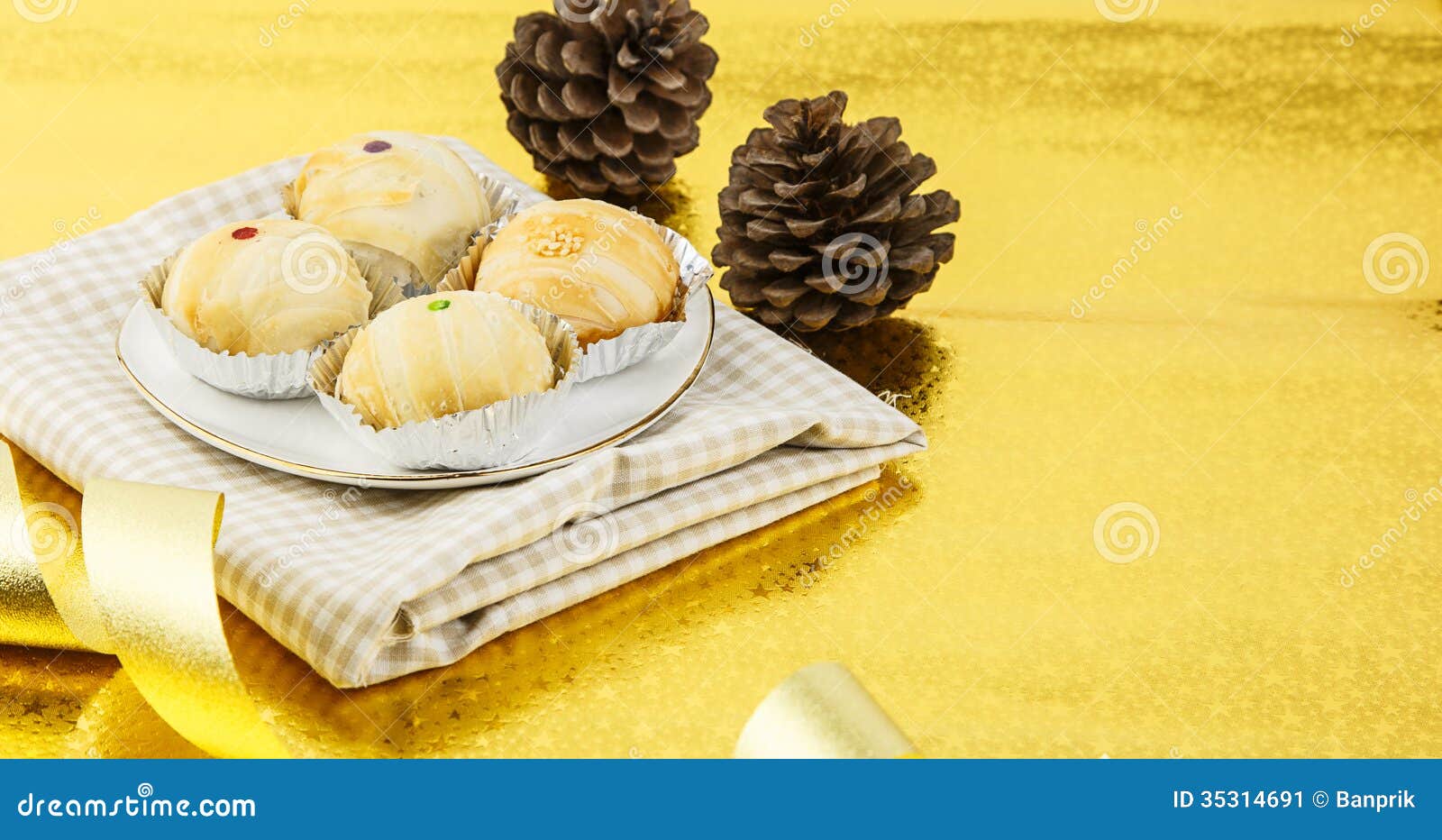 Delicious Brown Bakery on Dish Stock Image - Image of cream, sweetness ...