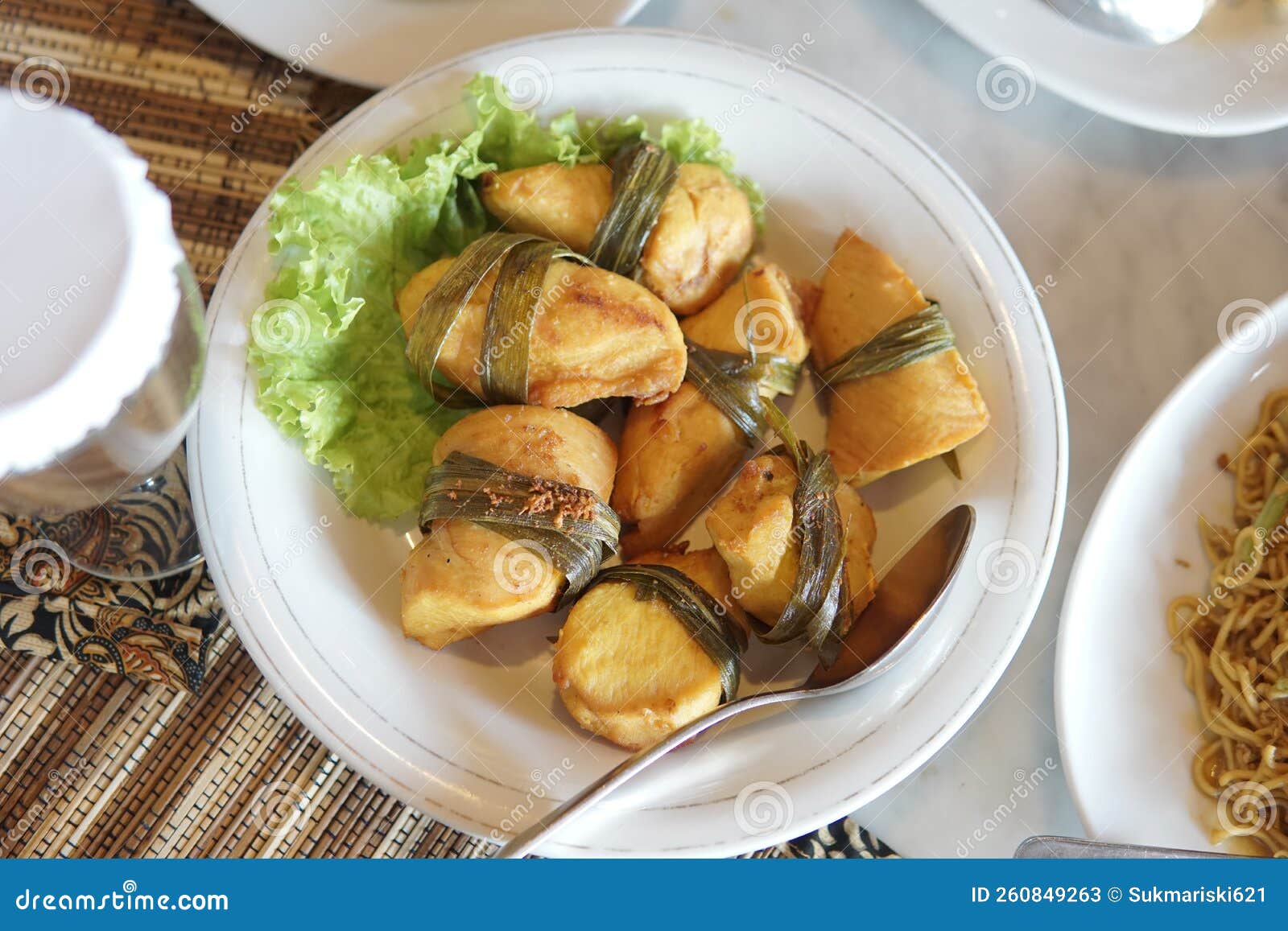 Delicious and Savory Fried Chicken Pieces Stock Image - Image of meal ...