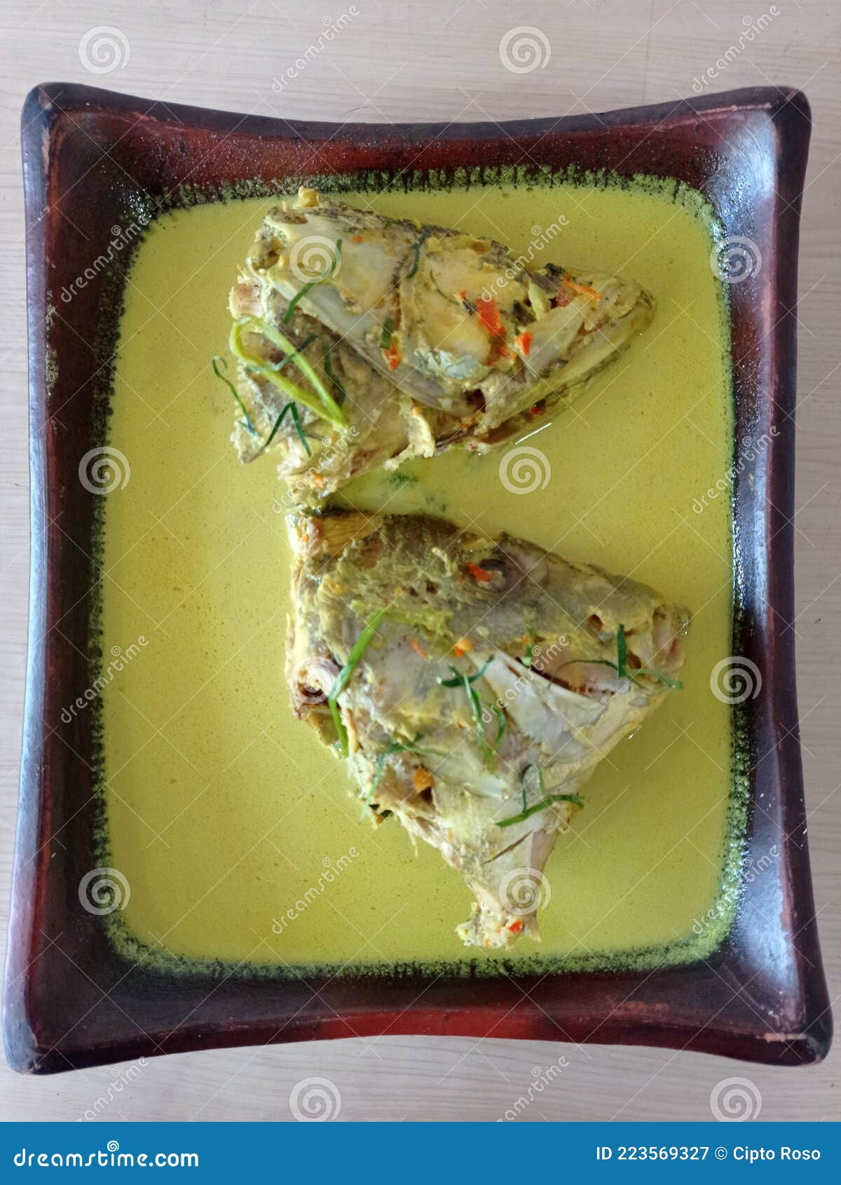 Delicious Yellow Gravy Snapper Head Stock Image - Image of snapper ...