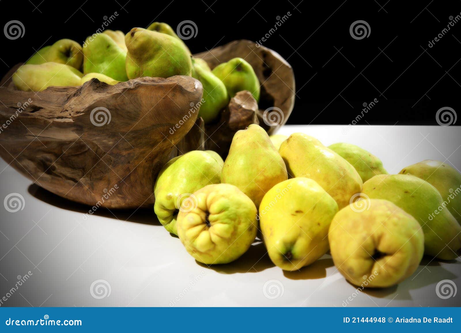 Della cotogna vita ancora fotografia stock. Immagine di maturo - 21444948