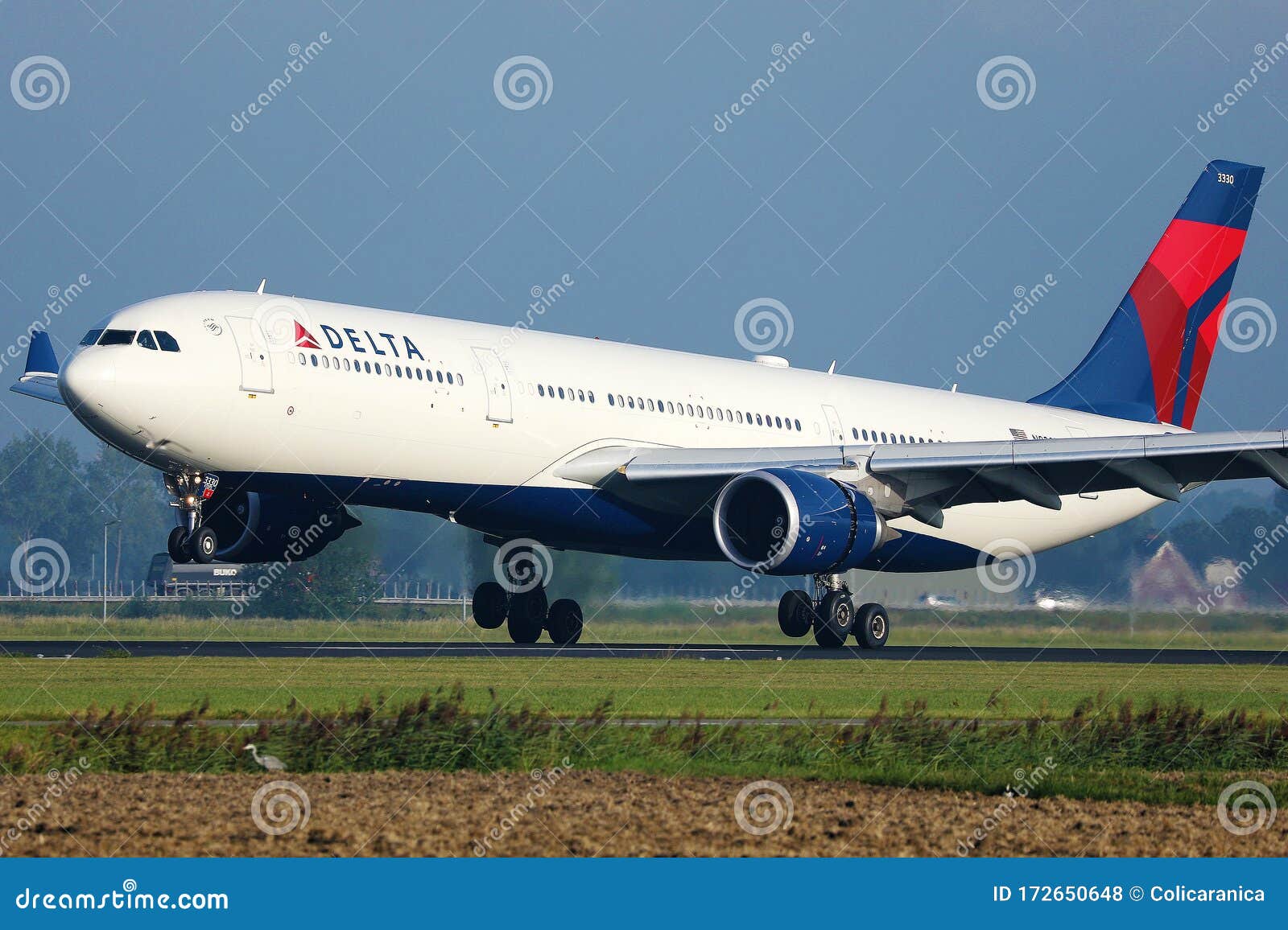 Delta Airlines Plane Taking Off Editorial Stock Photo - Image of ...