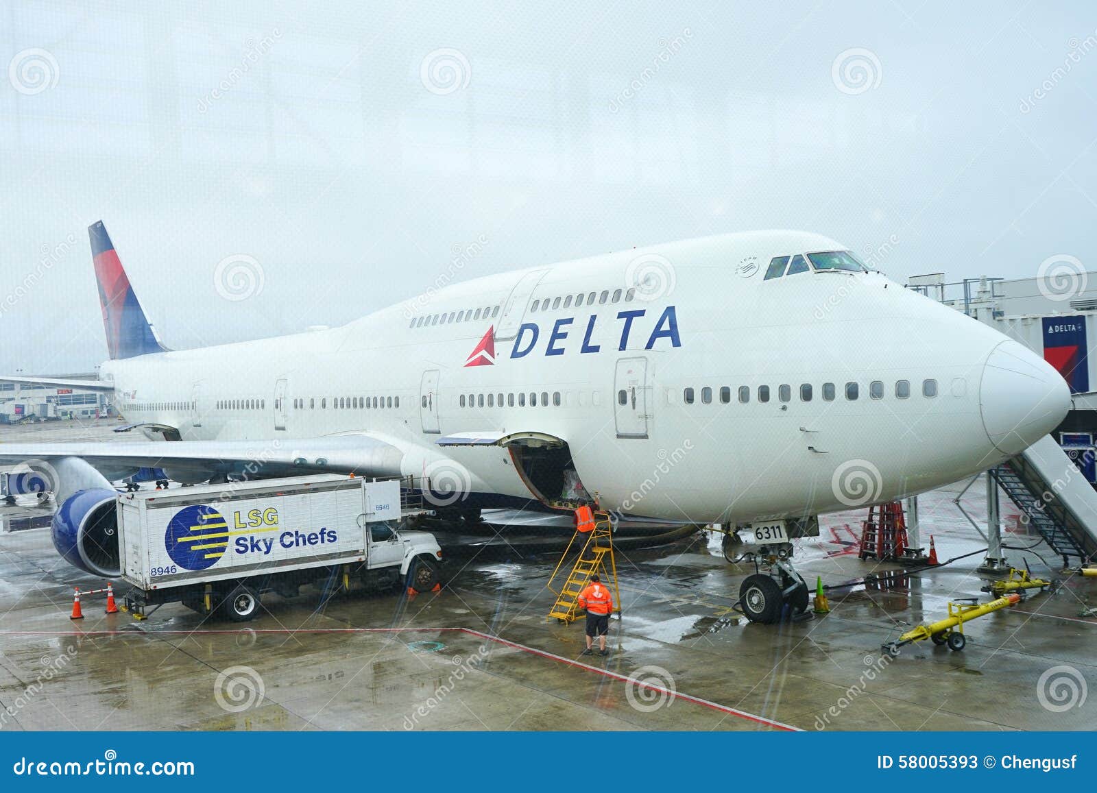 Delta airlines editorial stock photo. Image of gate, airport - 58005393