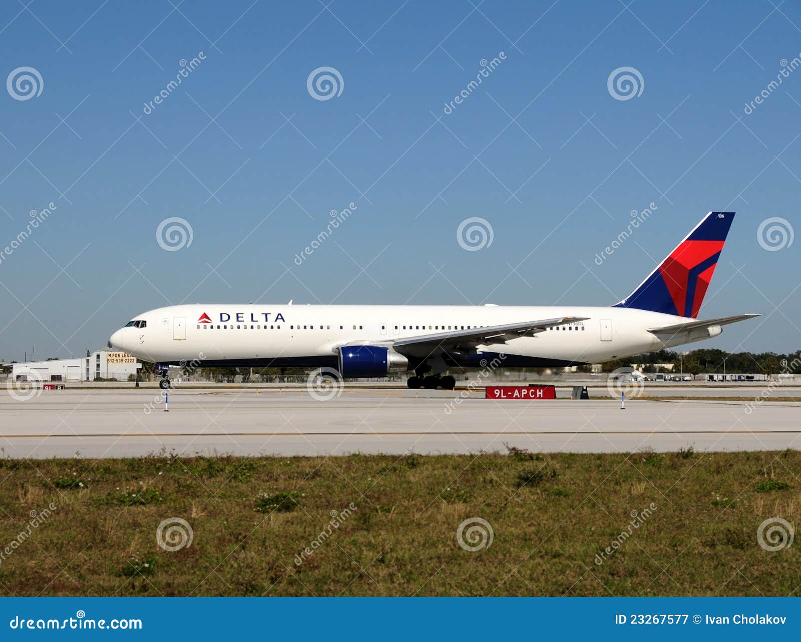 Delta Airlines Boeing 767 Passenger Jet Editorial Photography - Image ...