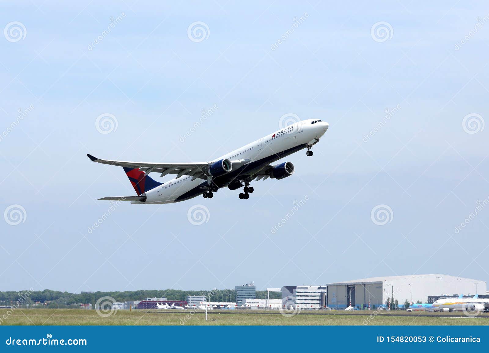 Delta Airlines plane editorial stock photo. Image of lines - 154820053