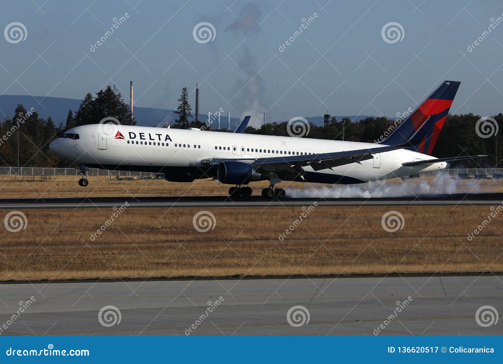 Delta Airlines Plane Landing on Runway, Touchdown Editorial Photography ...