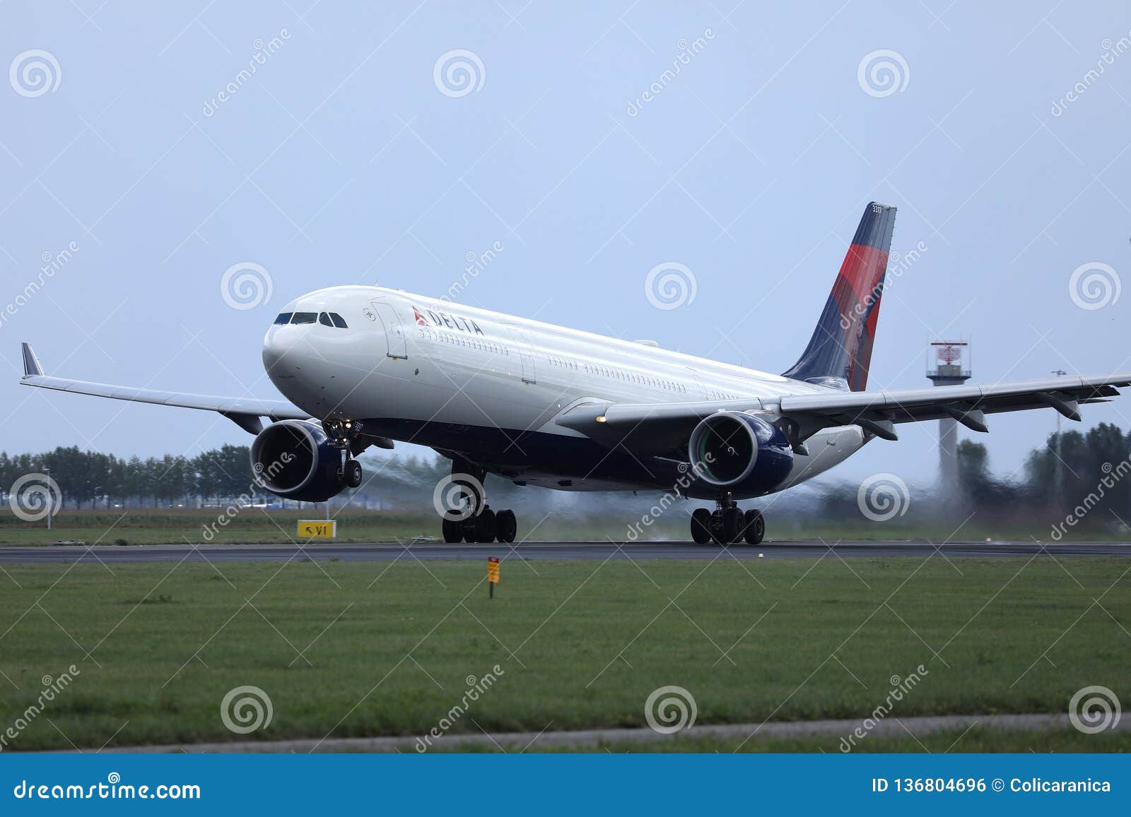 Delta Airlines Plane Landing on Runway, Touchdown Editorial Photo ...
