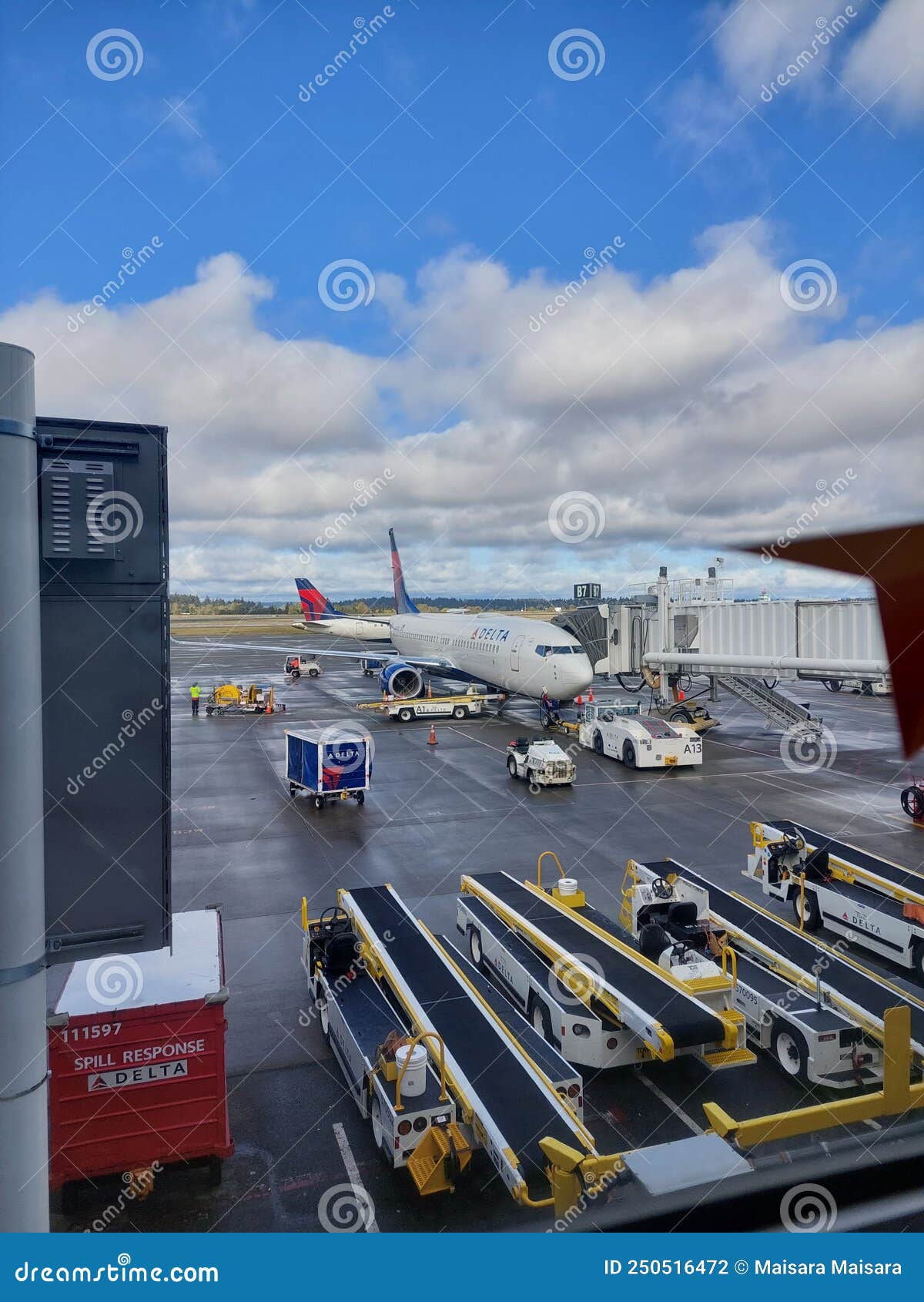 DELTA AIRLINES. editorial photography. Image of vehicle - 250516472