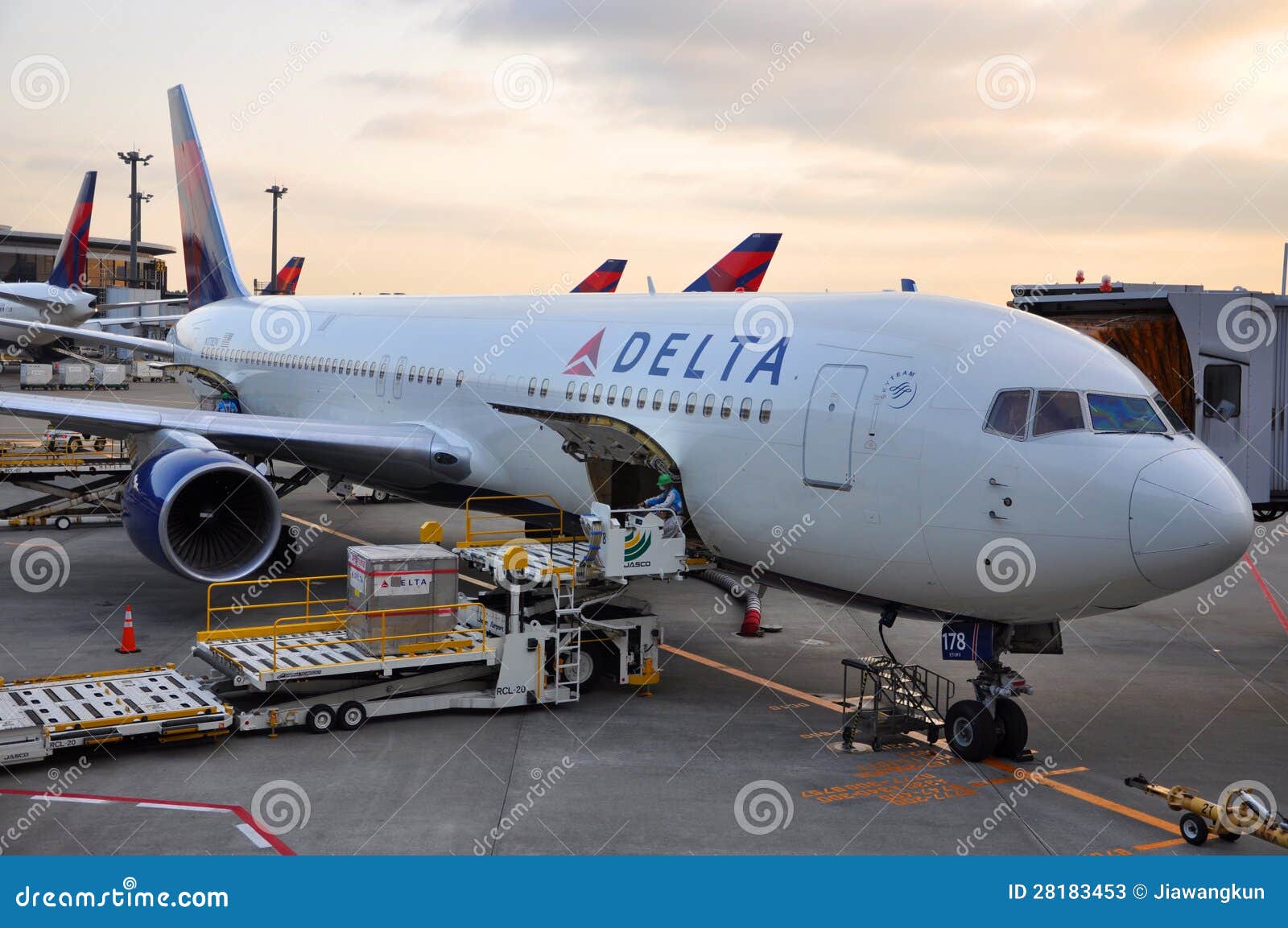 Delta Boeing 767-332(ER) in Airport, in Tokyo, Japan Editorial Stock ...
