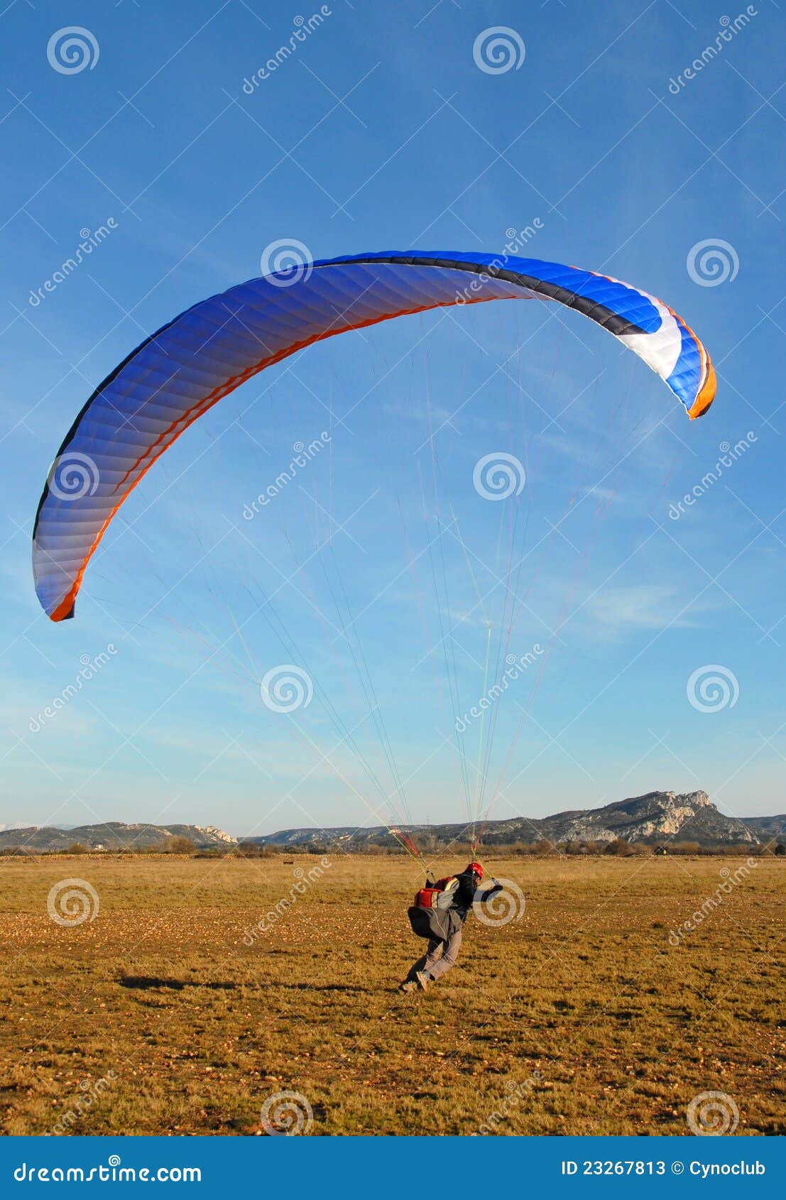 Deltaplaning stock afbeelding. Image of vliegen, lopen - 23267813