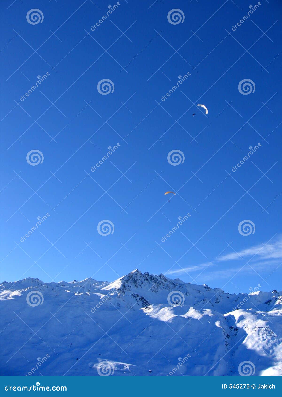 Deltaplano nelle montagne immagine stock. Immagine di divertimento - 545275