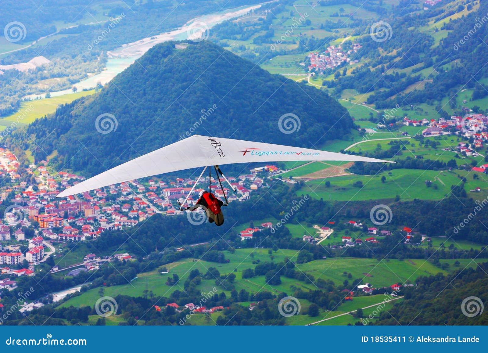 Deltavliegen in de Alpen redactionele foto. Image of wolk - 18535411