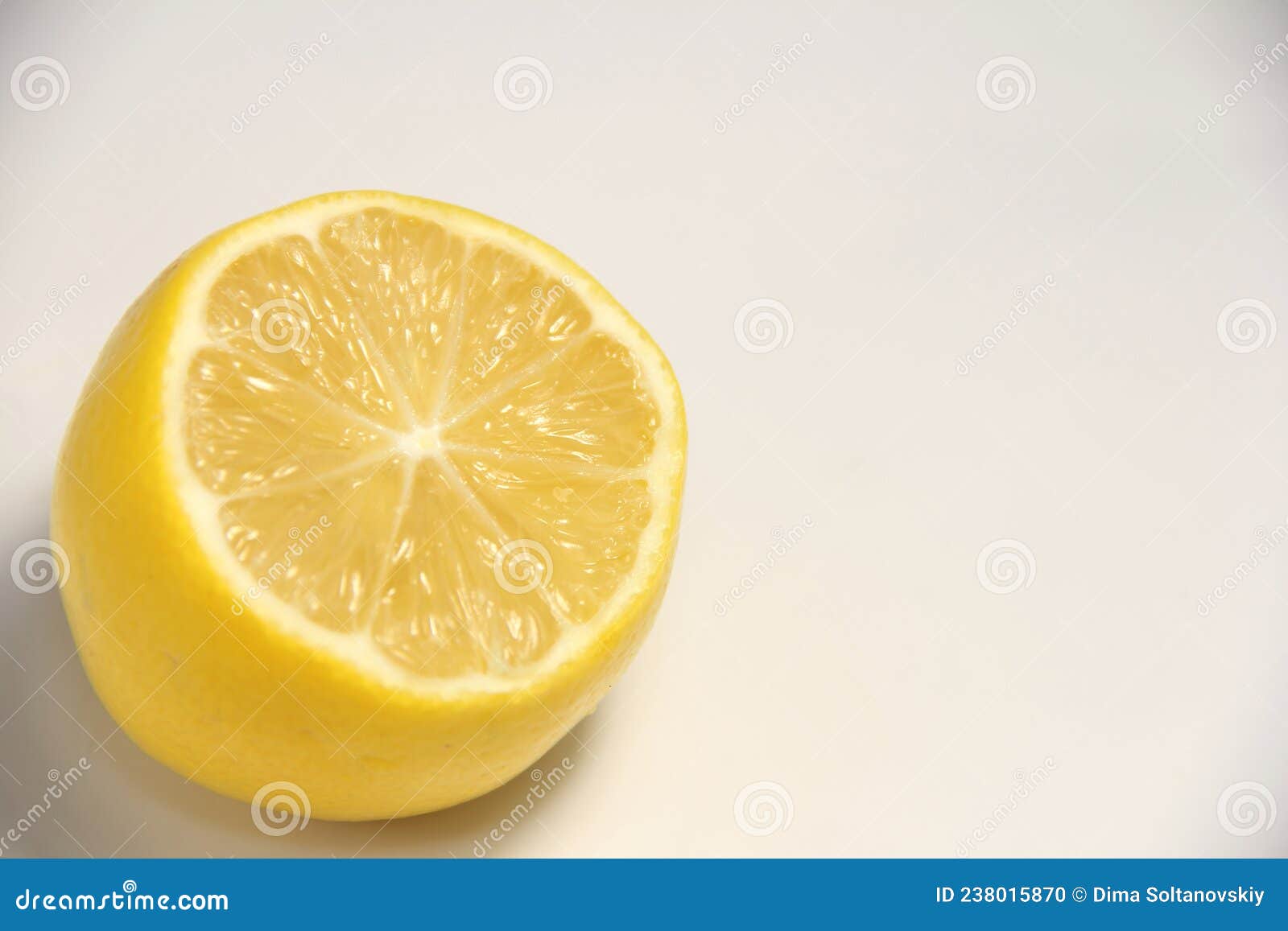 Demi-citron Sur Fond Blanc. Vue D'angle Photo stock - Image du frais ...