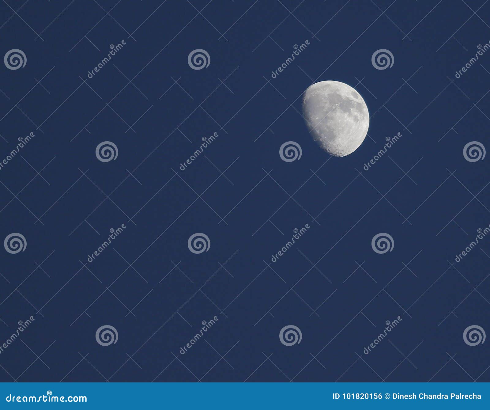 Demi-lune photo stock. Image du demi, ciel, gris, fond - 101820156