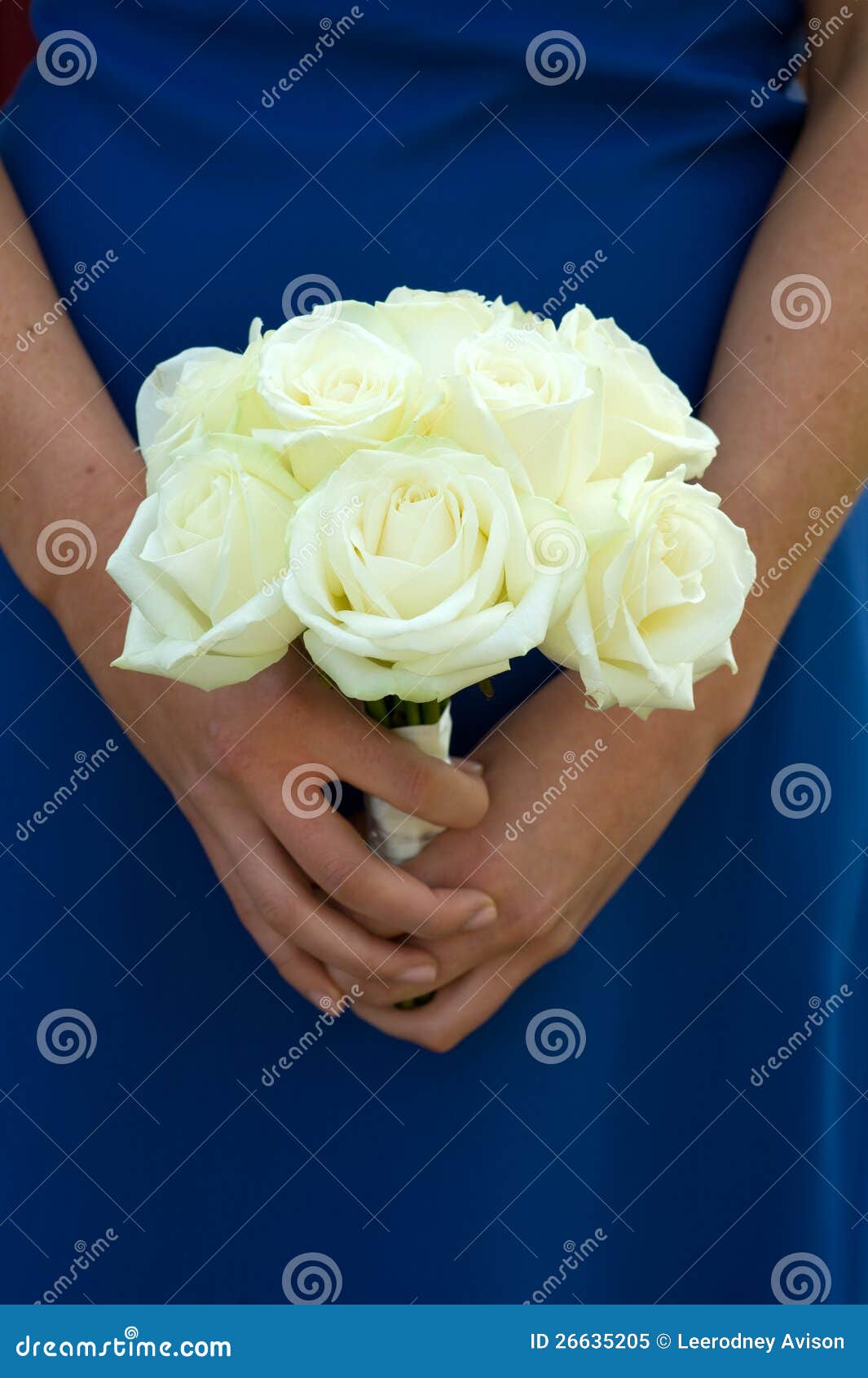 Demoiselle Dhonneur Retenant Le Bouquet Rose De Mariage De Blanc Image