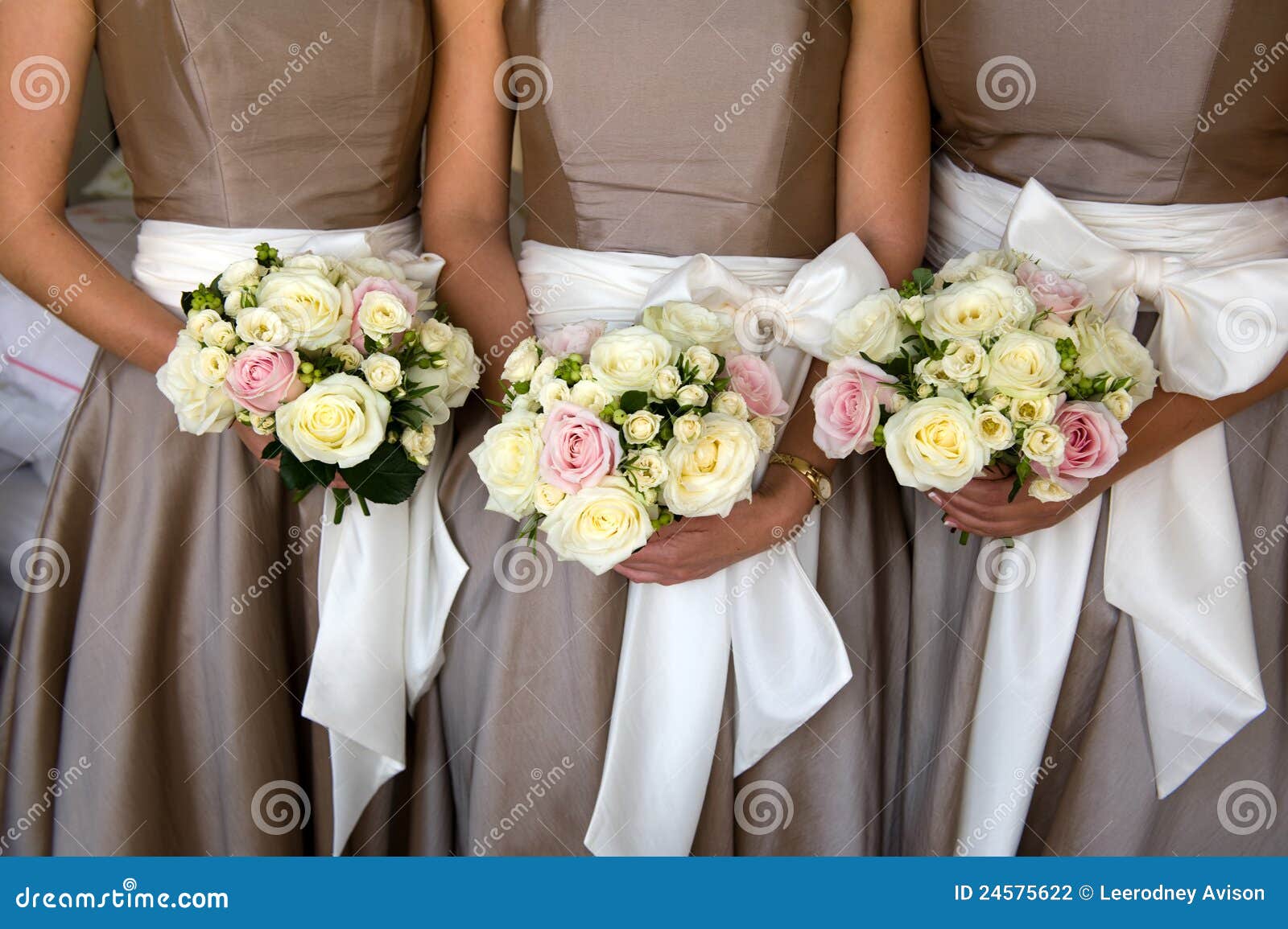 Demoiselles Dhonneur Avec Des Fleurs Photo Stock Image Du Fleurs
