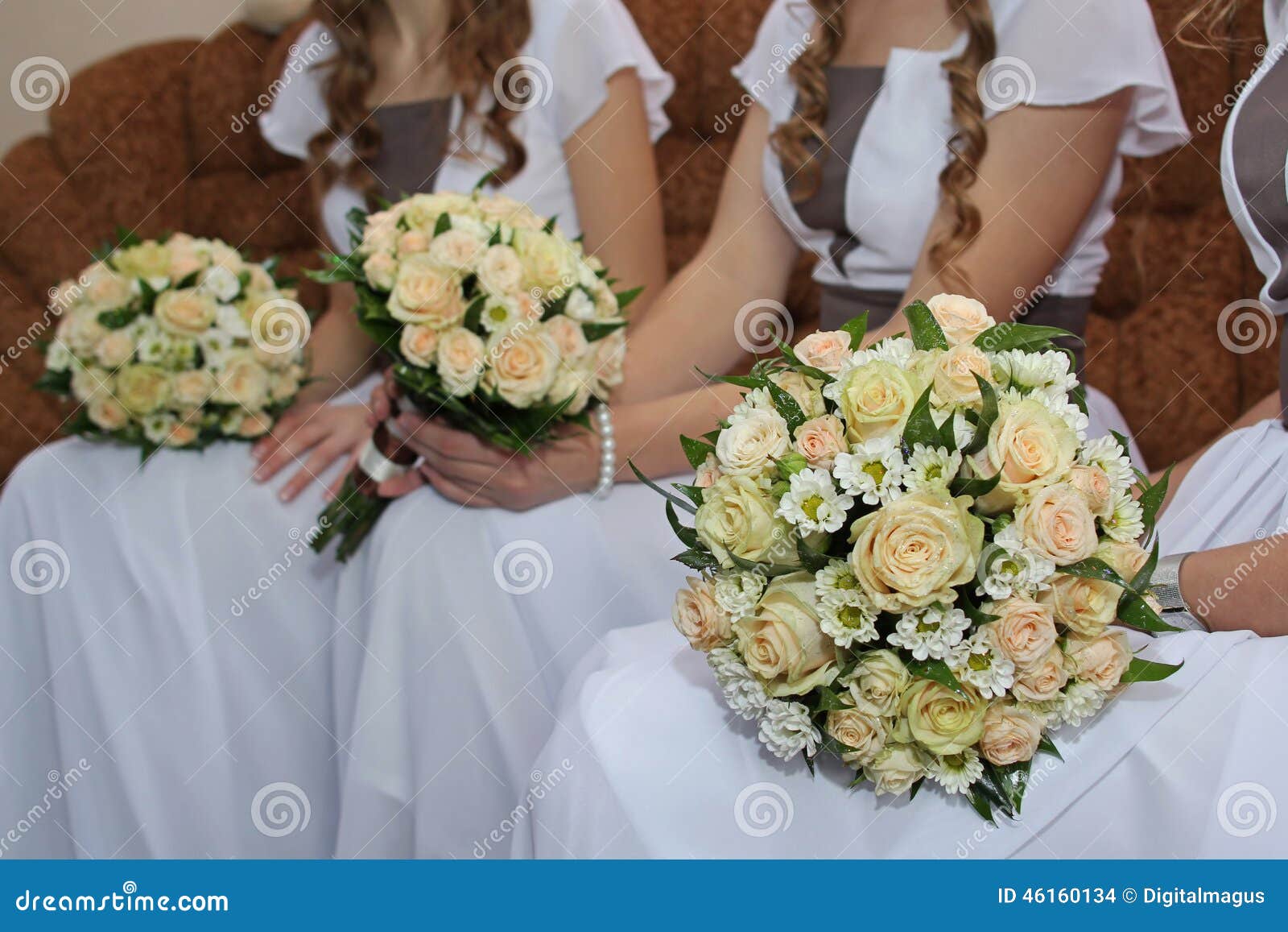 Demoiselles Dhonneur Retenant Des Bouquets De Mariage Photo Stock