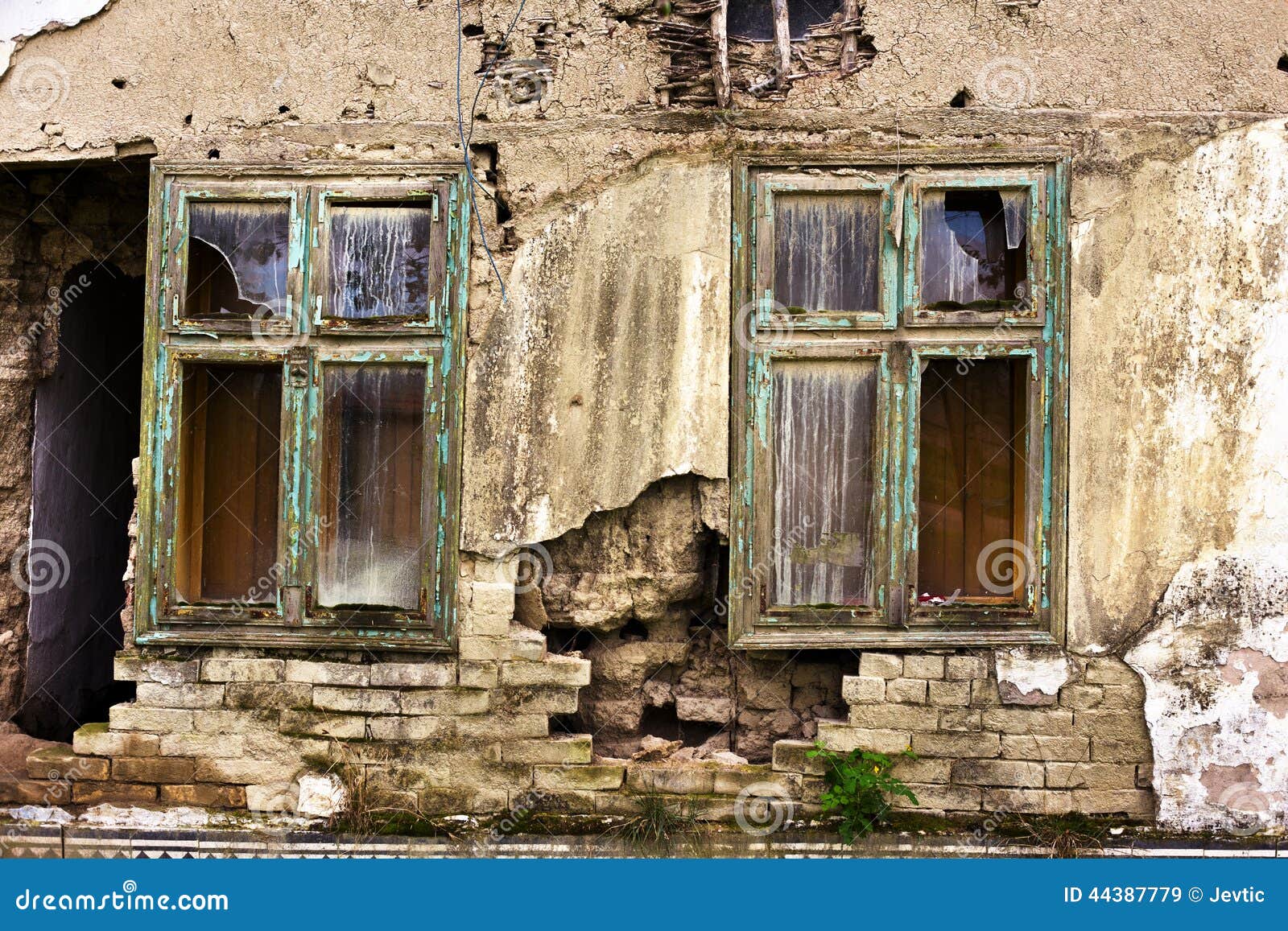 Demolished house stock image. Image of windows, architecture - 44387779