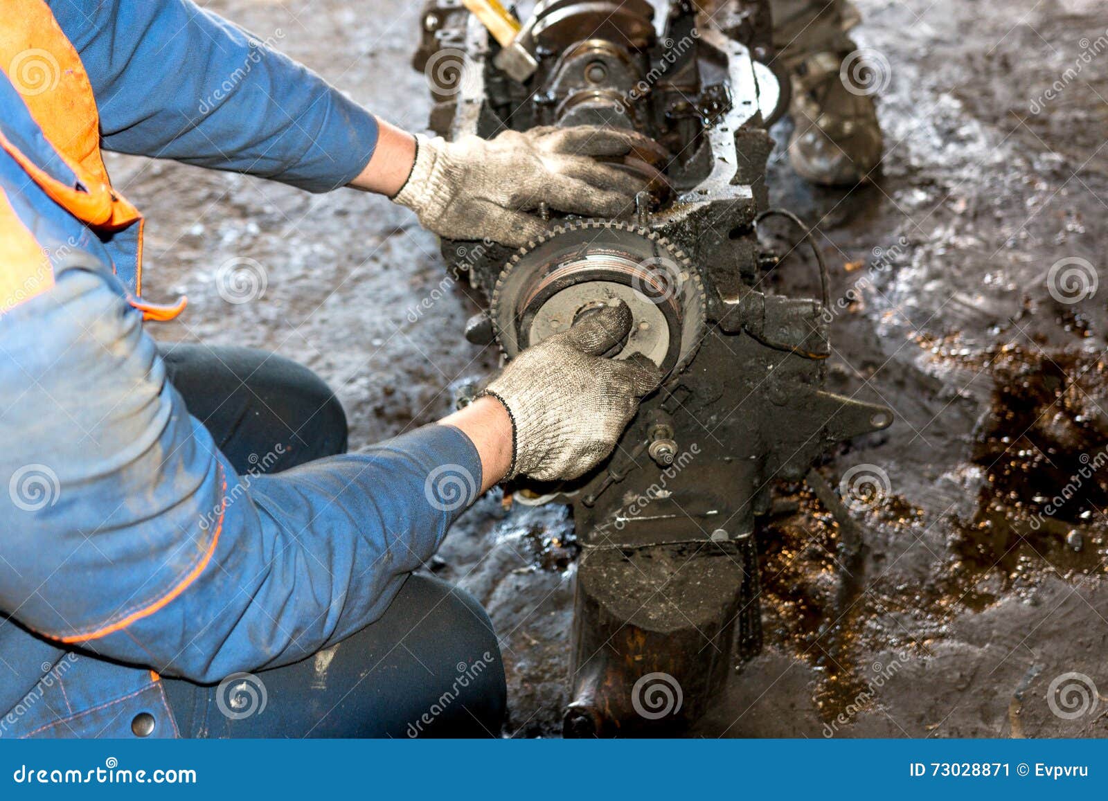 Demolition of the old car stock image. Image of service - 73028871