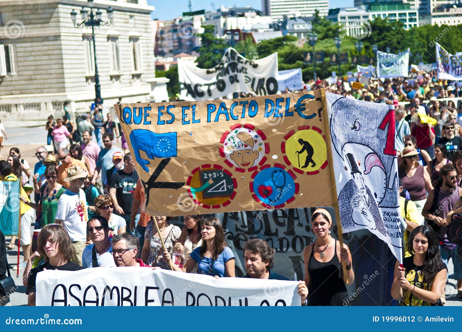 Demonstration in Madrid editorial photography. Image of economic - 19996012