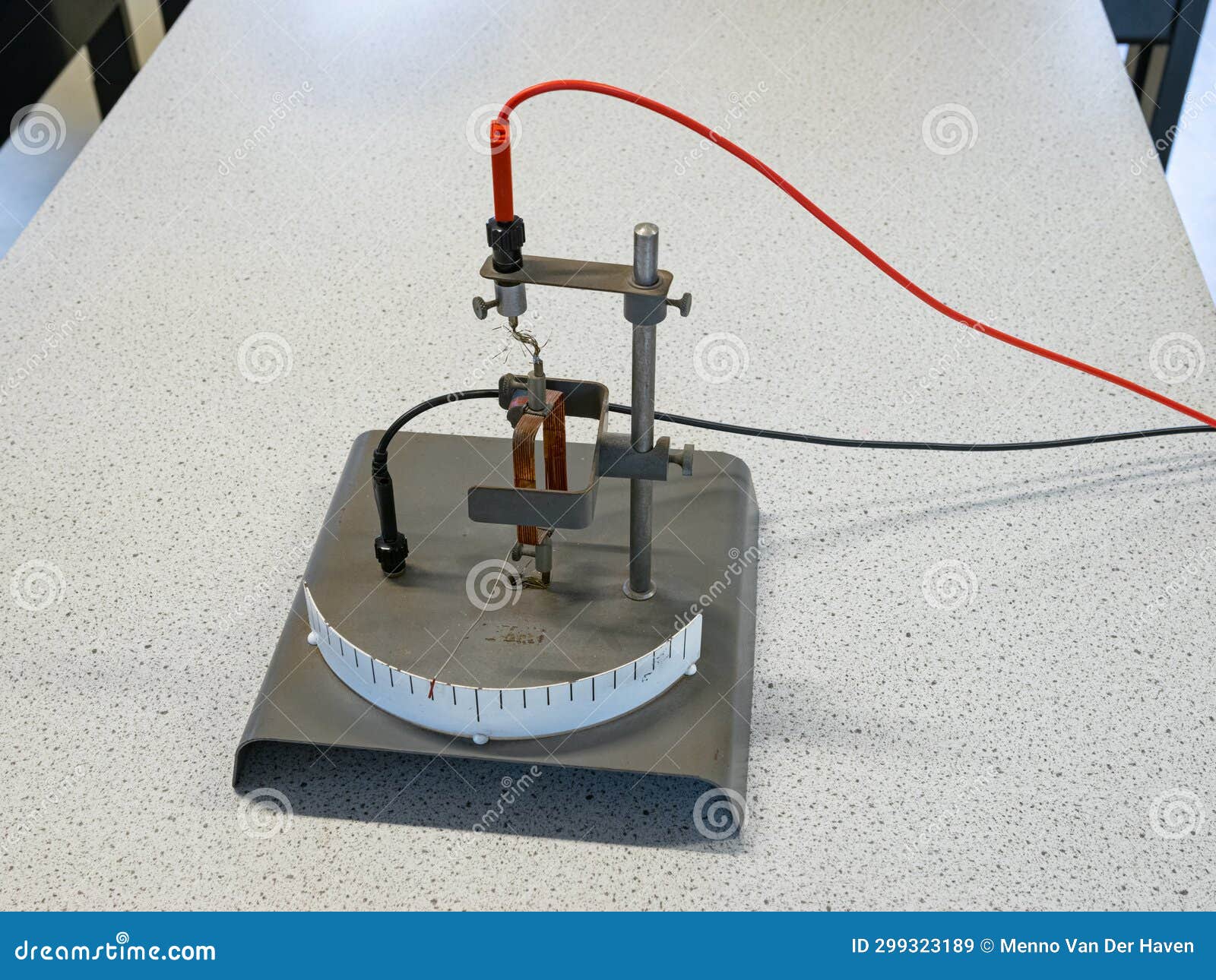 Demonstration Of Magnetic Field Lines Stock Photography | CartoonDealer ... Demonstration Of Magnetic Field Lines Stock Photography | CartoonDealer ...