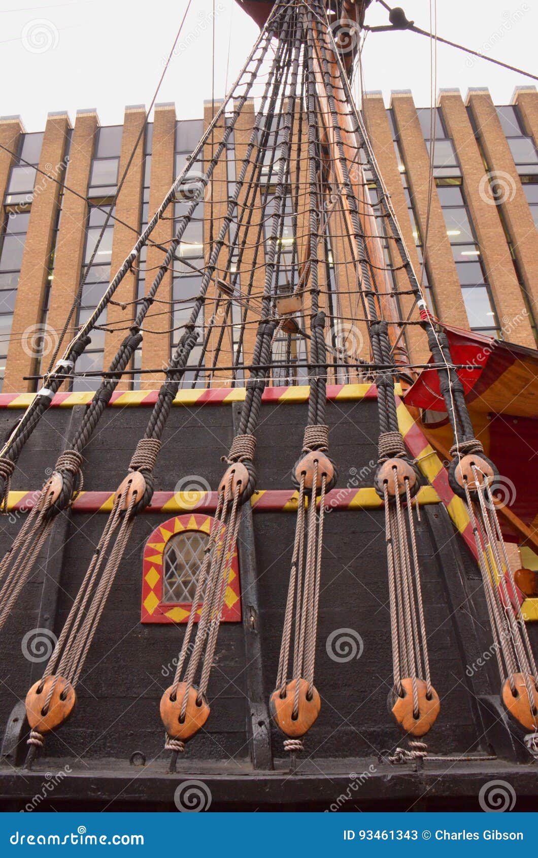 Den guld- Hinden II redaktionell arkivfoto. Bild av skyttel - 93461343