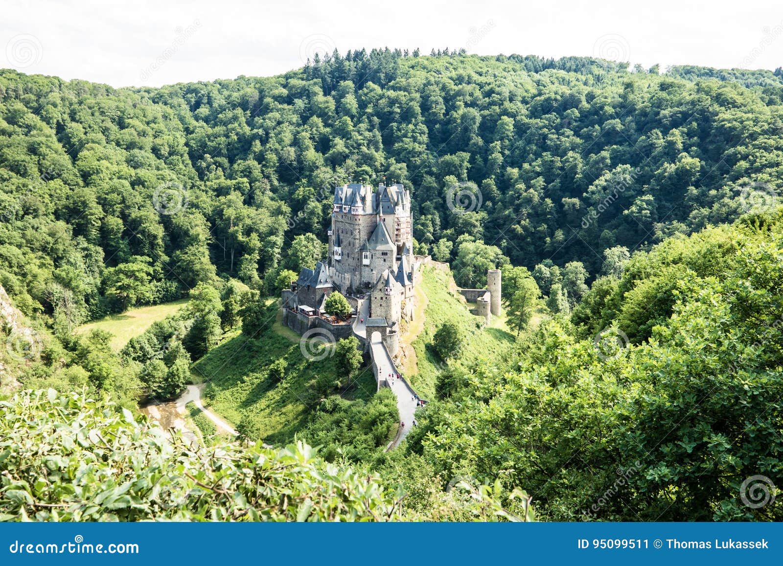 Den Historiska Slotten Eltz I Eifelen Redaktionell Bild - Bild av ...