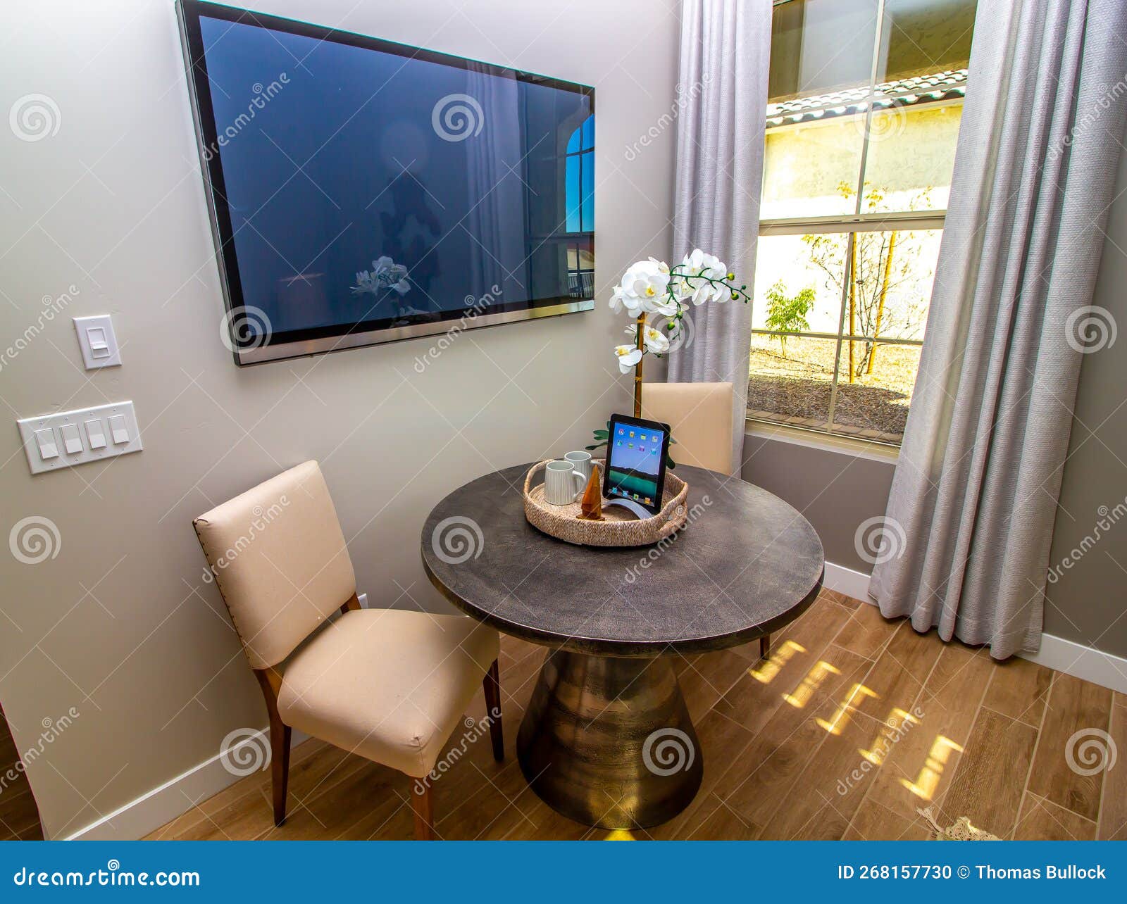 Den with Round Table and Chairs Editorial Image - Image of base, indoor ...