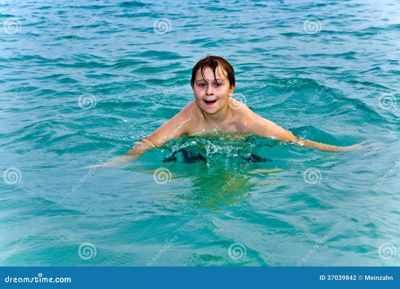 Den Unga Pojken Simmar I Det Varmt Arkivfoto - Bild av askfat, hobby ...