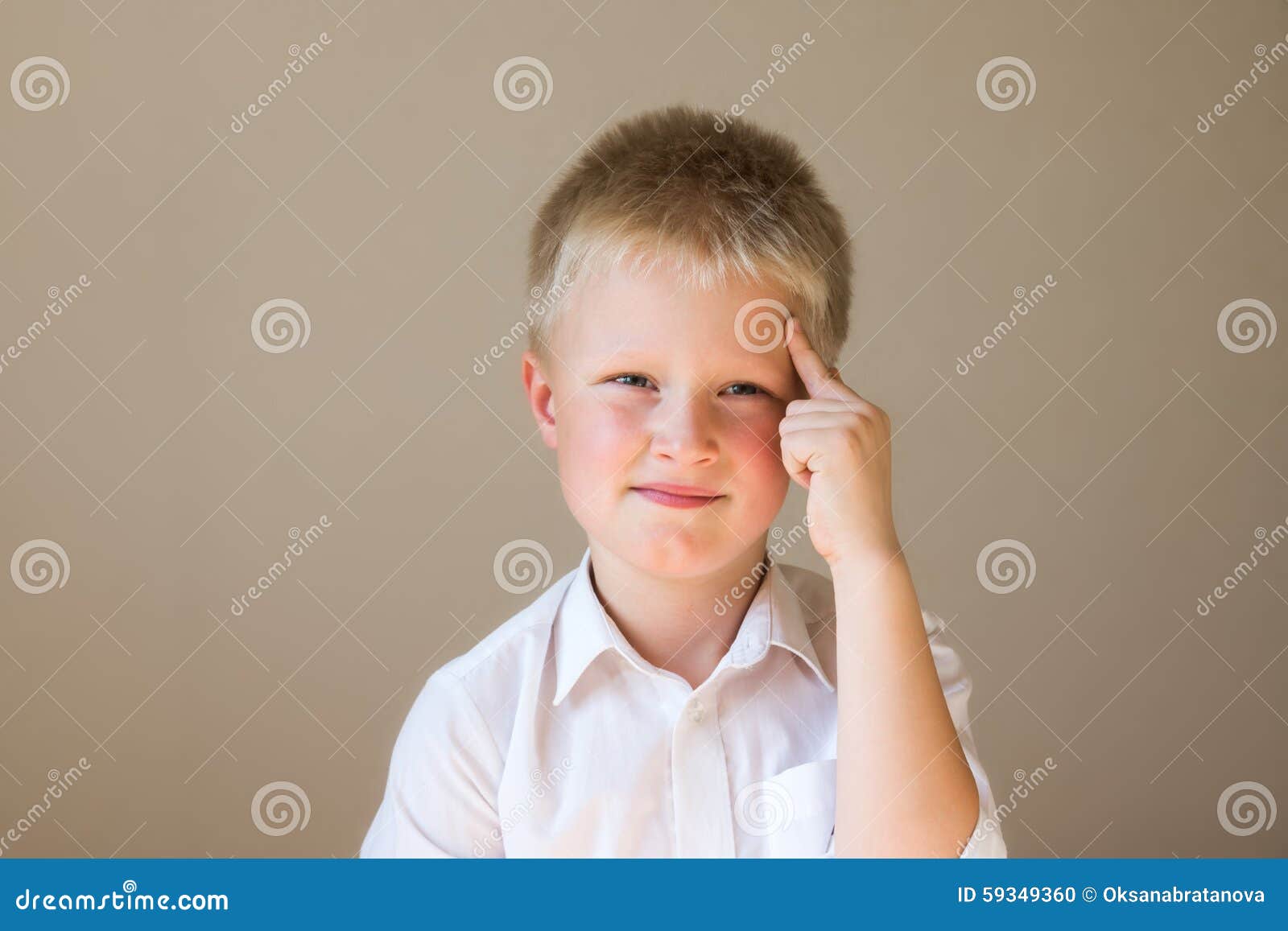 Denken des Kindes (Junge) stockfoto. Bild von sauber - 59349360