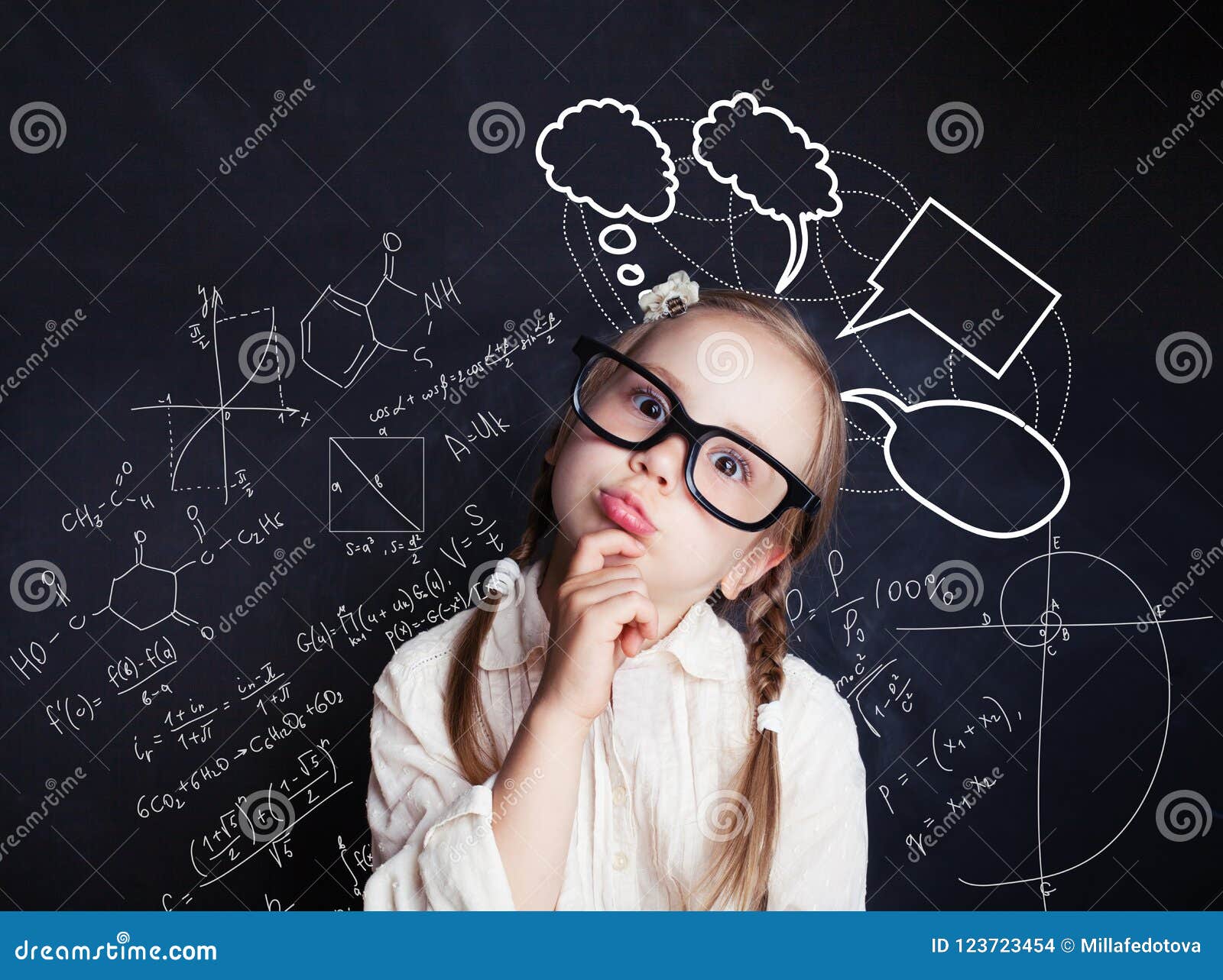 Denkendes Kind Mit Einer Schultafel Stockfoto - Bild von ausbildung, nett: 123723454