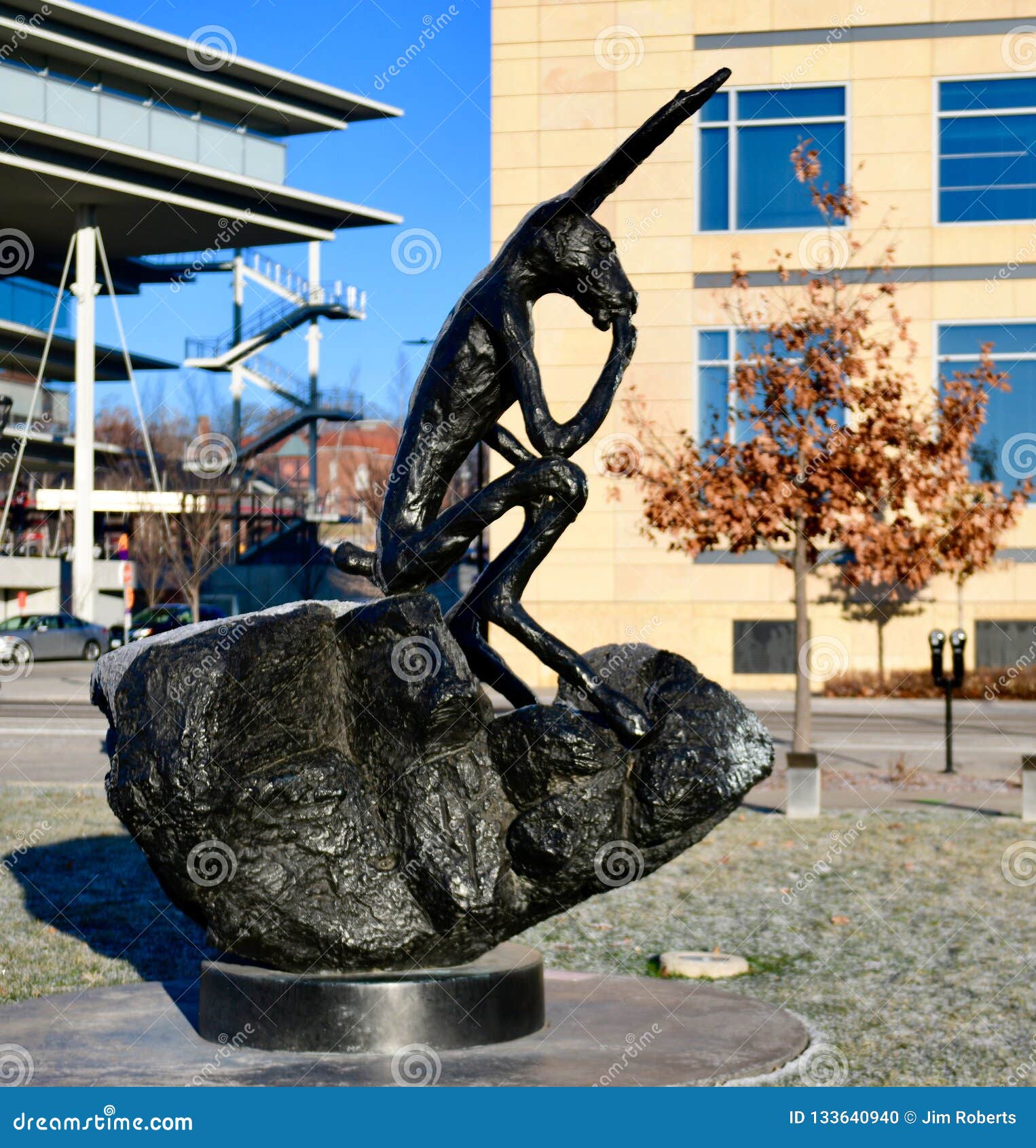 Denker auf einem Felsen redaktionelles bild. Bild von fälscher - 133640940