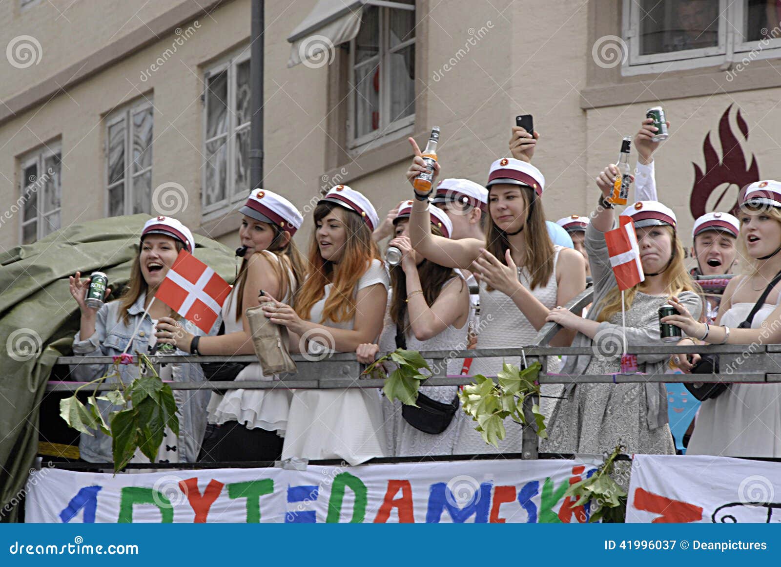 DENMARK_students viert redactionele fotografie. Image of hoeden - 41996037