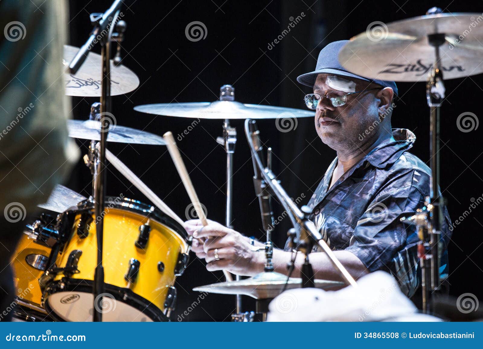 Dennis Chambers vivo foto de archivo editorial. Imagen de tambor - 34865508