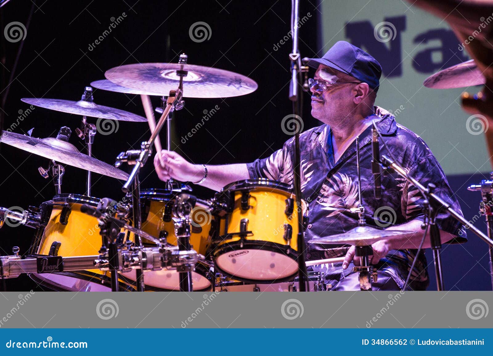 Dennis Chambers vivo fotografia editorial. Imagem de noite - 34866562