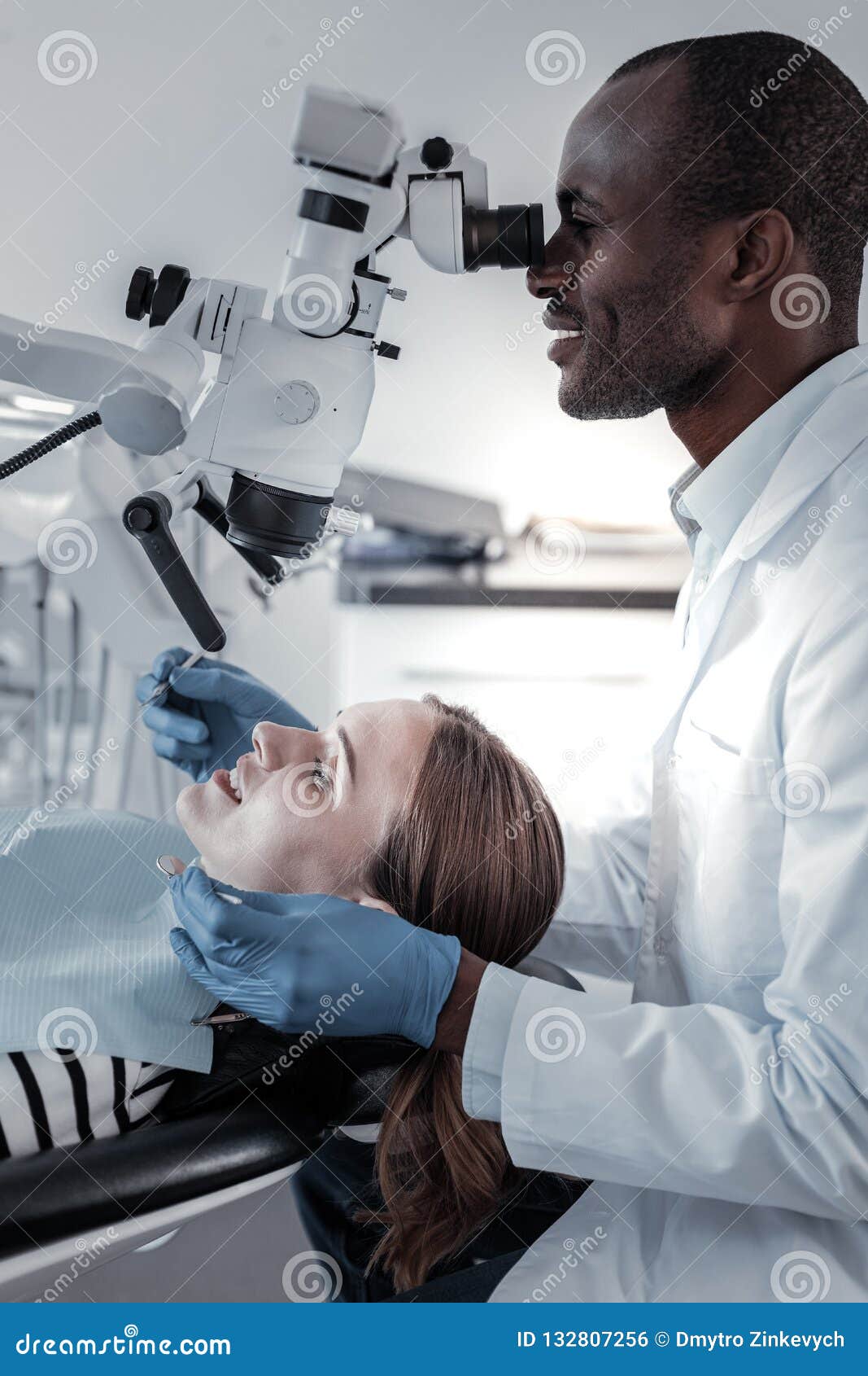 Dentes De Exame Do Stomatologist Satisfeito De Seu Cliente Foto de ...