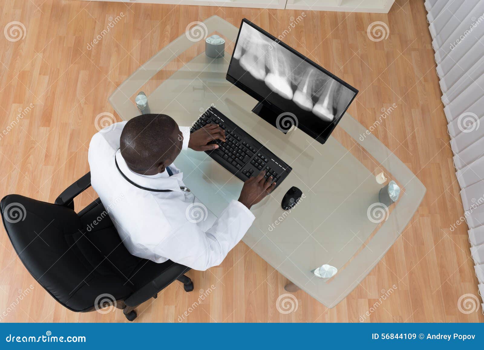 Dentist Analyzing X-ray Teeth on Computer Stock Image - Image of ...
