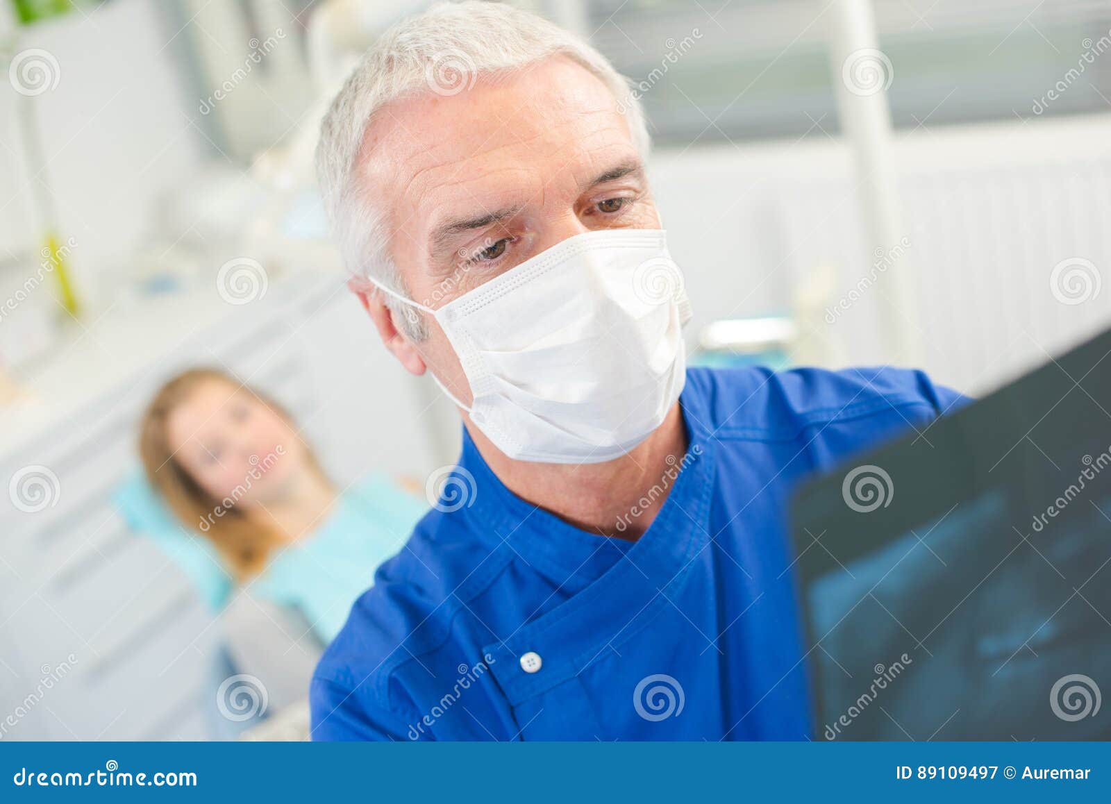 Dentist looking at x-ray stock image. Image of dentes - 89109497