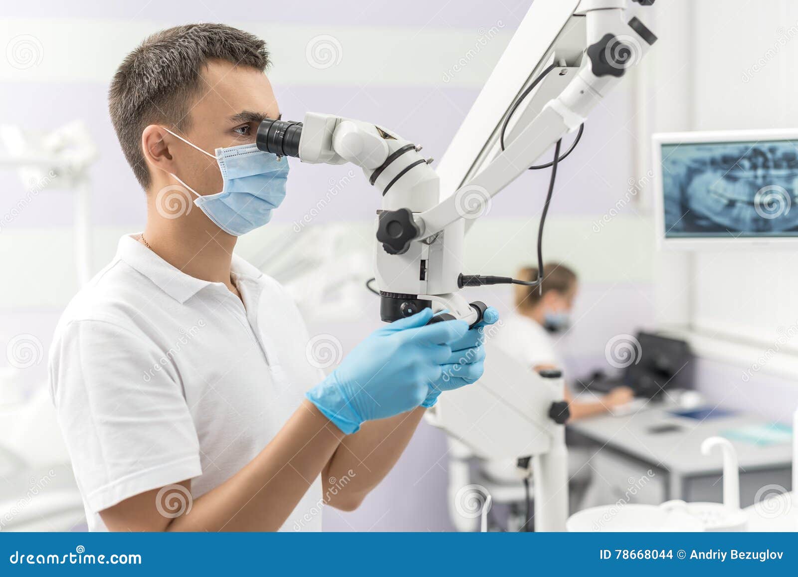 Dentista Que Usa El Microscopio Dental Foto de archivo - Imagen de ...