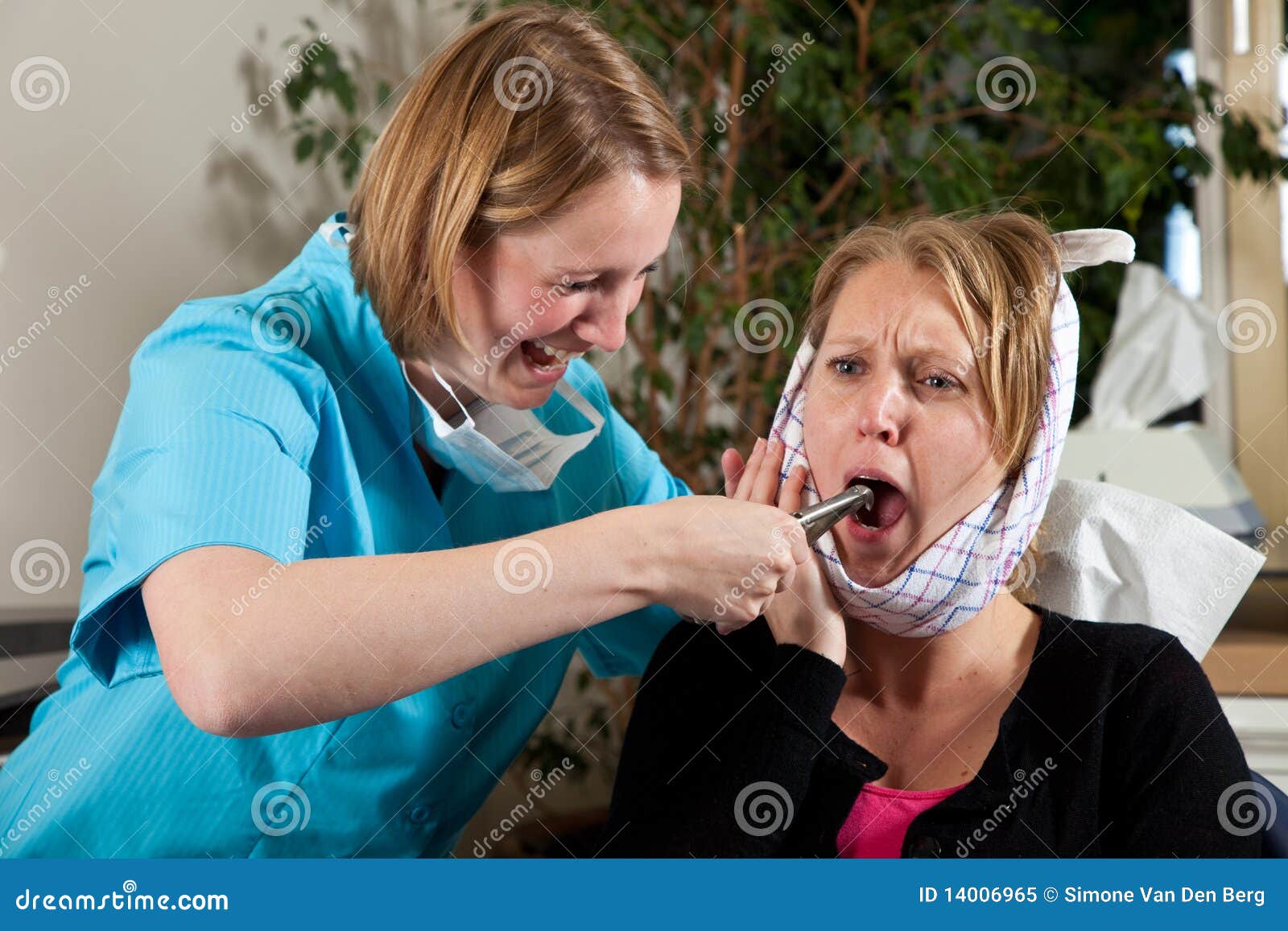 Dentista sadico immagine stock. Immagine di clinico, carie - 14006965