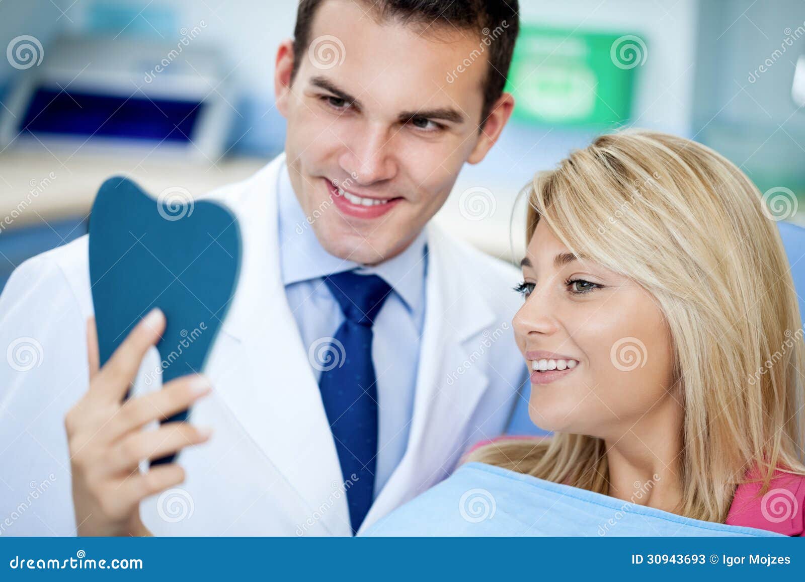 Dentista Y Paciente Satisfecho Con Los Dientes Blancos Imagen de ...